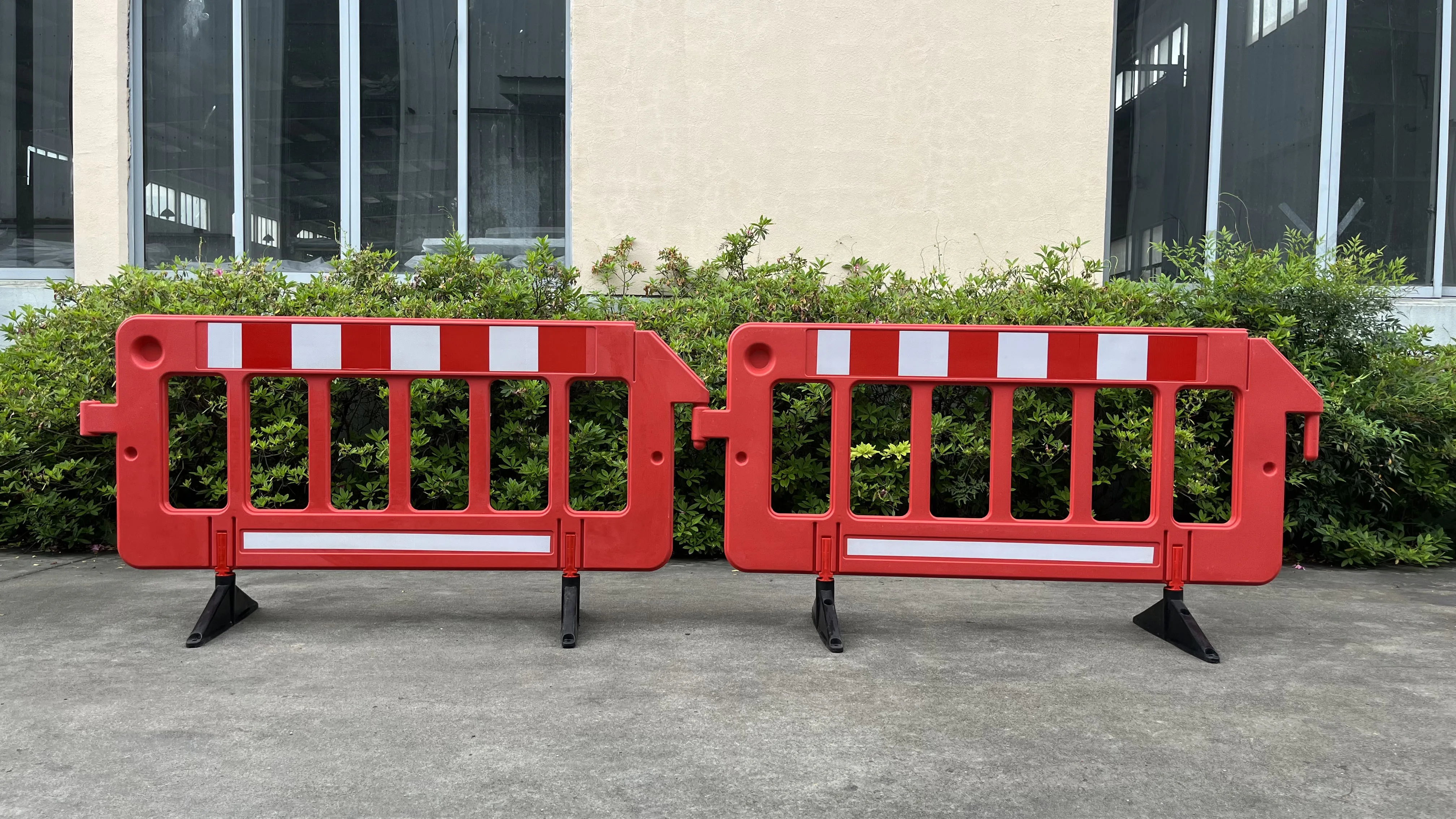 Cheap Price Red Traffic Guardrail Driveway Moulding Plastic Barriers