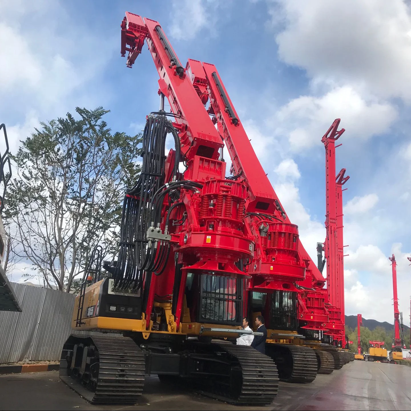 China Factory Large Rotary Drilling Rig Sr285 330kn Popular In Asia ...