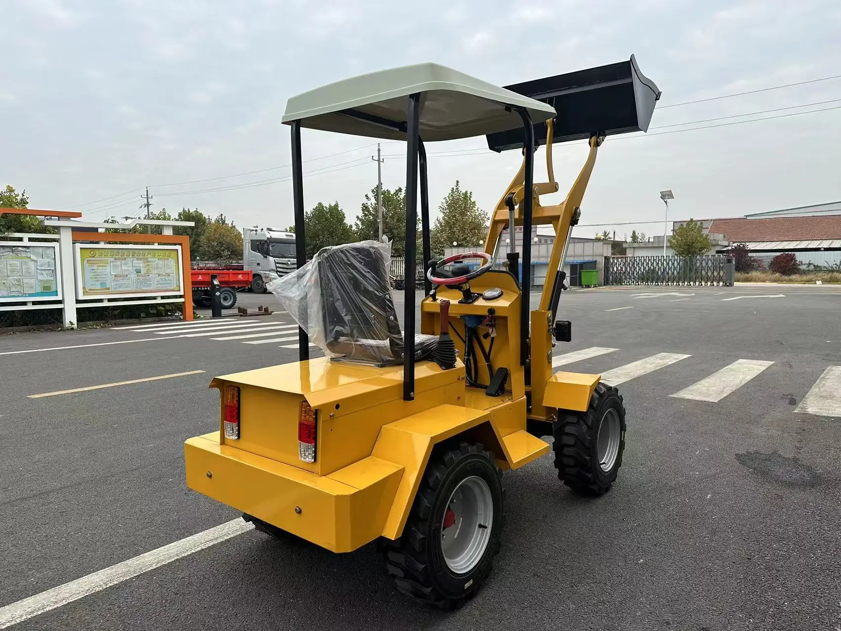 China-Made Electric Loader 200kg-500kg Capacity Mini Wheel Loader with ...