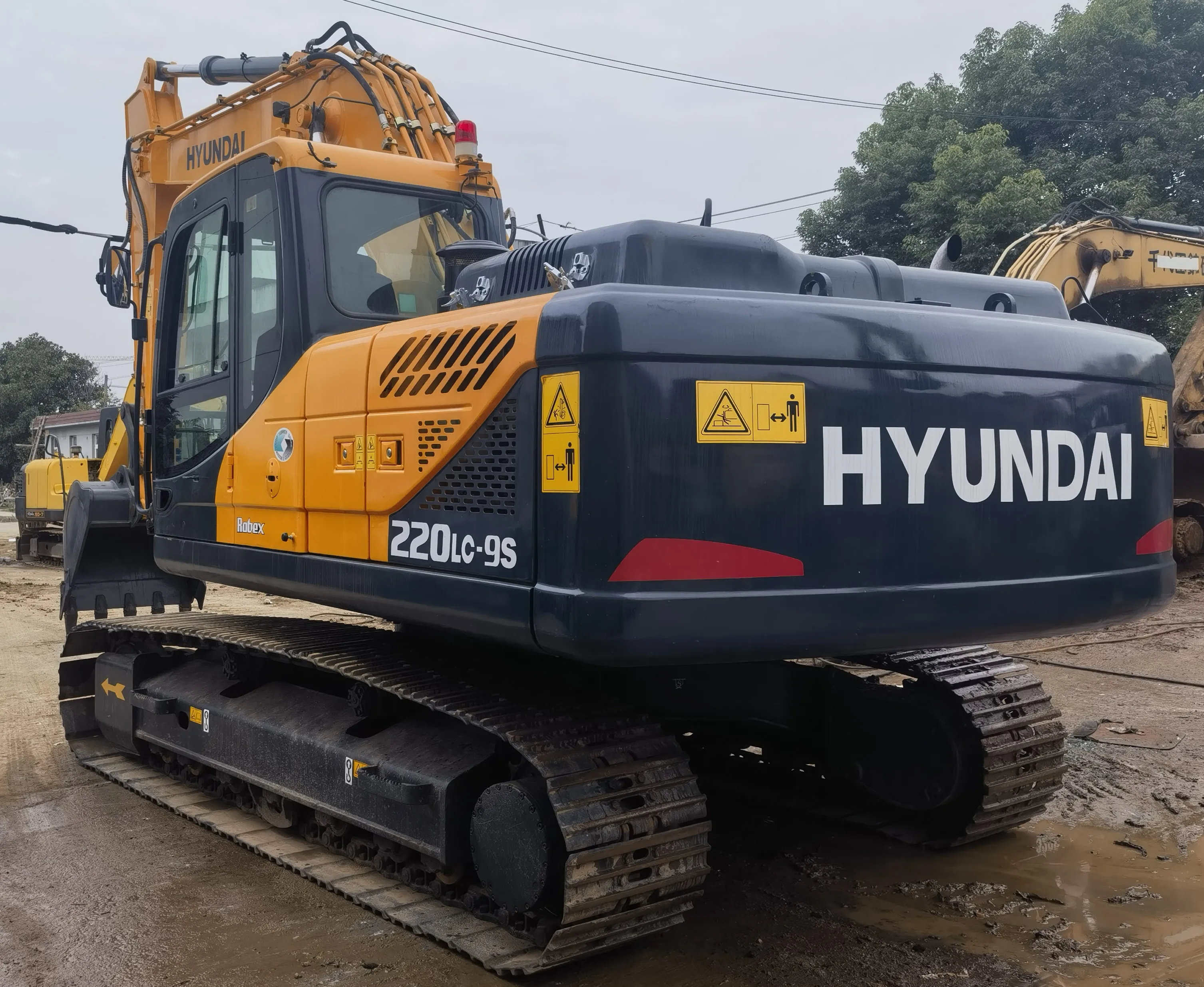 Used Excavators 220lc-9s In China Yard For Sale Secondhand Hyundai ...