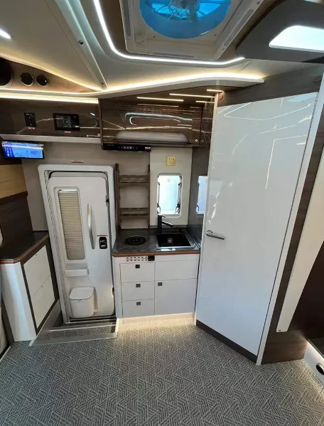 Luxury RV Motorhome - Double Expansion Design for Camping
