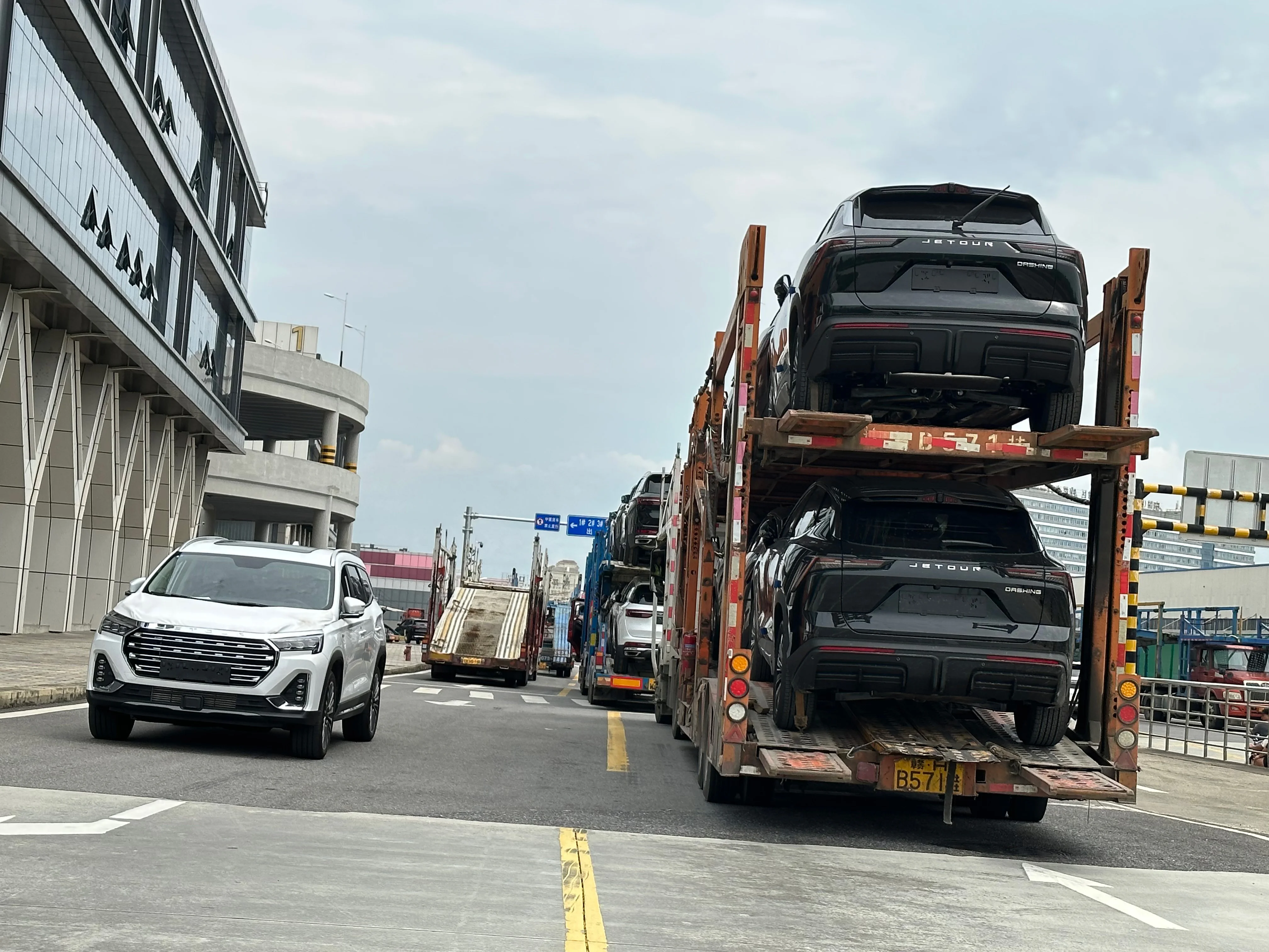 Hot Sale Toyota Hilux Diesel Pickup Truck 4x4 Nissan Navara D40 Used ...