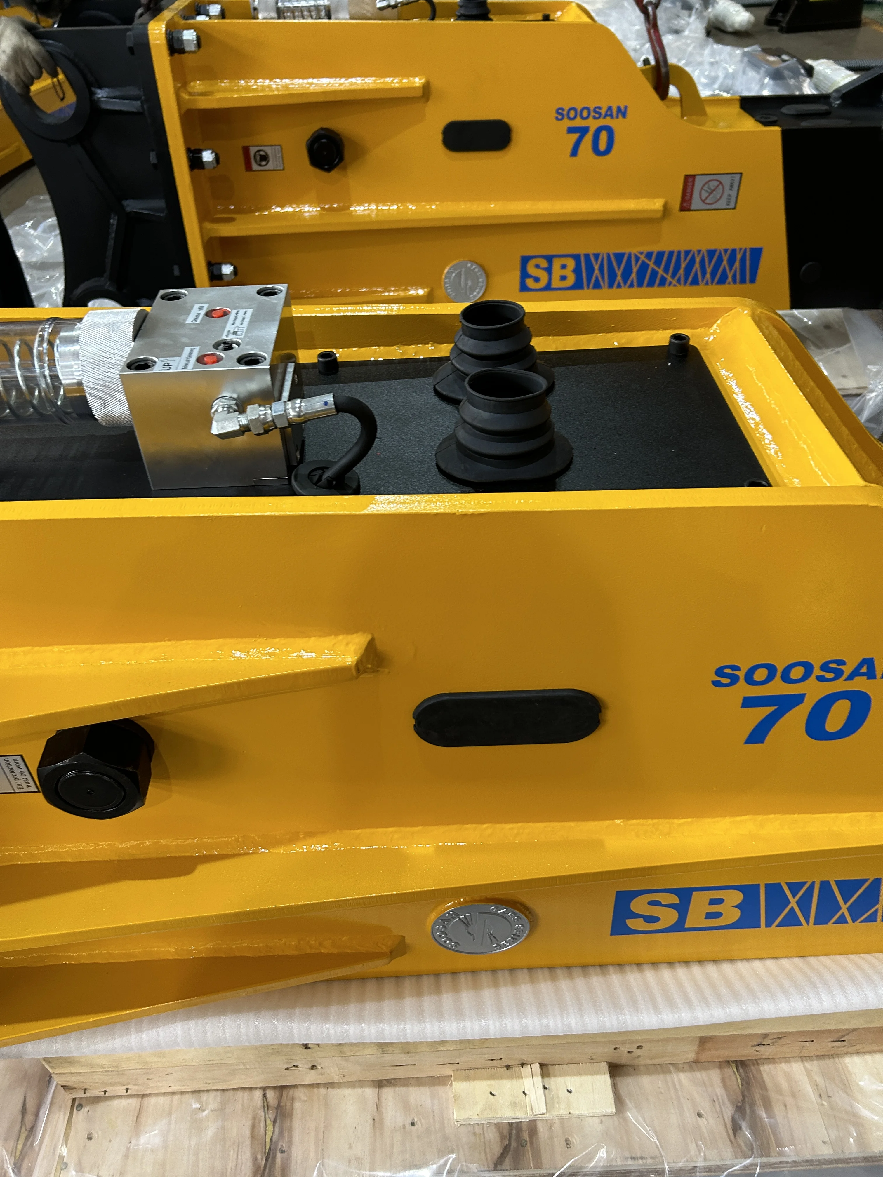 Soosan Hydraulic Breaker Excavator Demolition Attachment SOOSAN SB121 ...