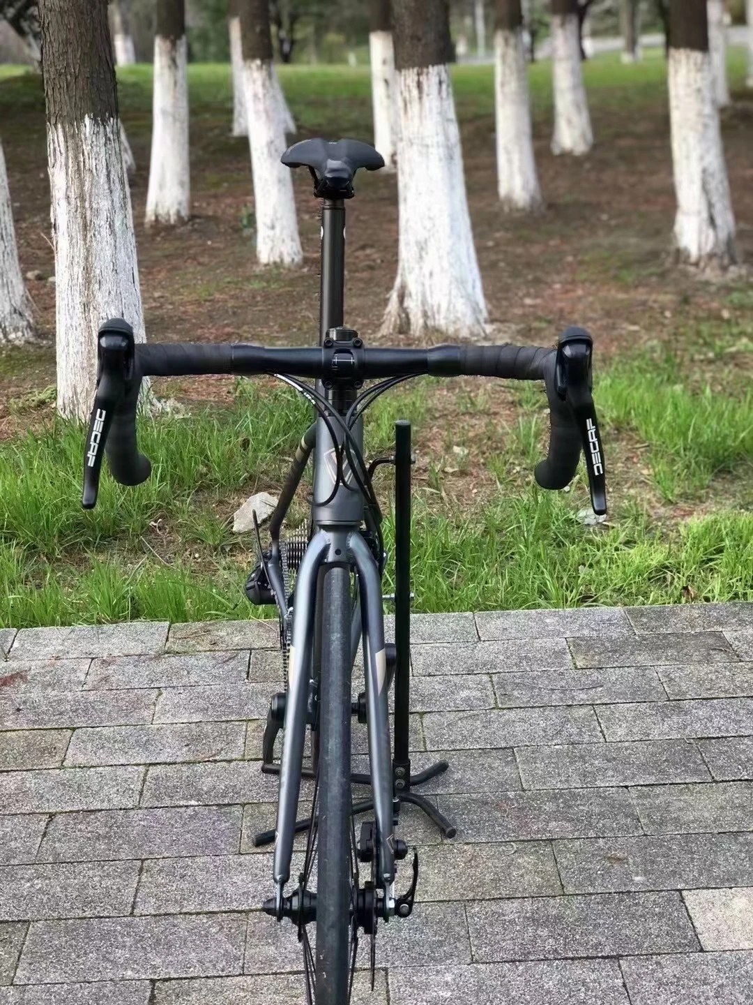 Aluminum 18 Speed Road Bike with Disc Brake & 700c Wheels