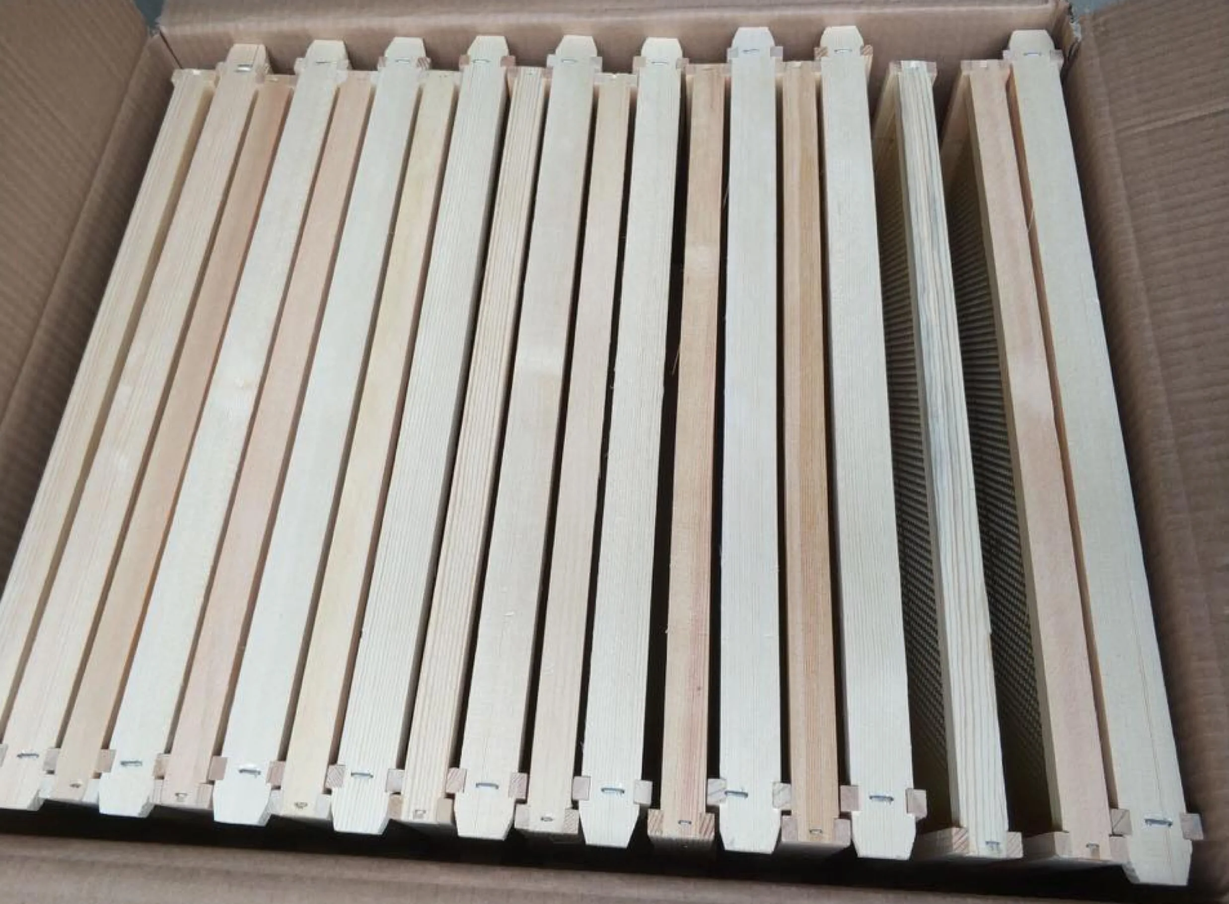 Beekeeping Equipment Assembled Wooden Bee Hive Frames with Wired Wax Foundation Sheet Bee Frames ...