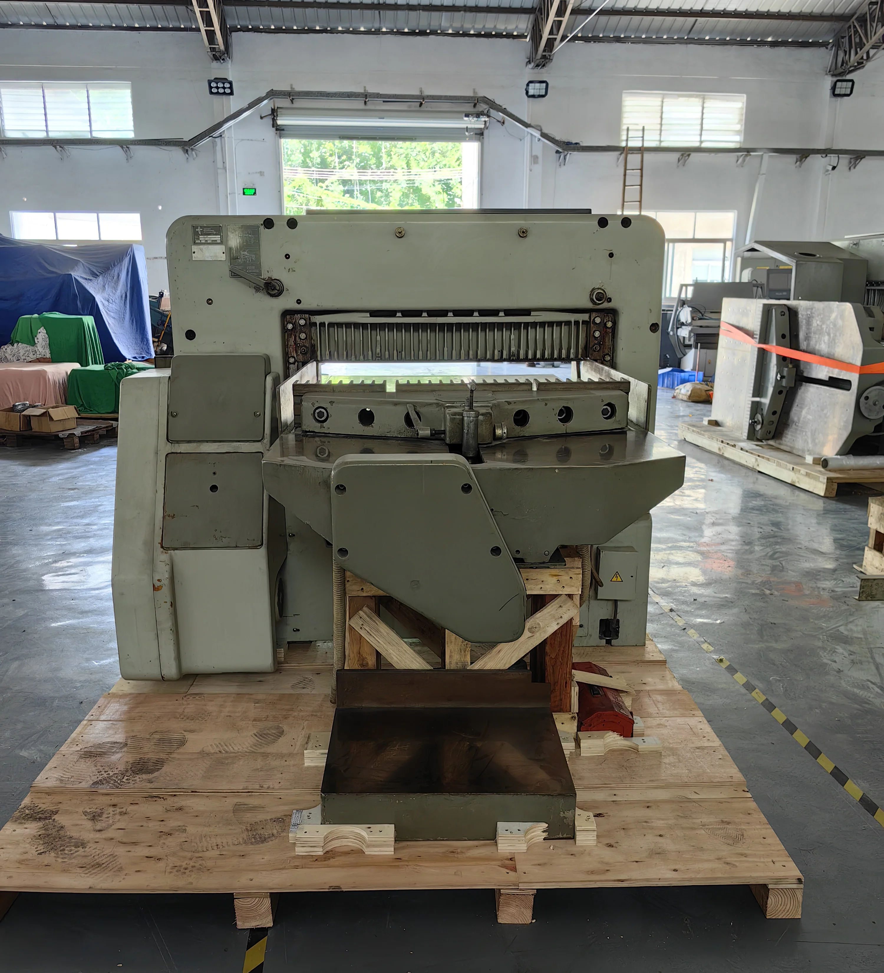 Polar Cutter 920 - Precision Paper Cutting Machine