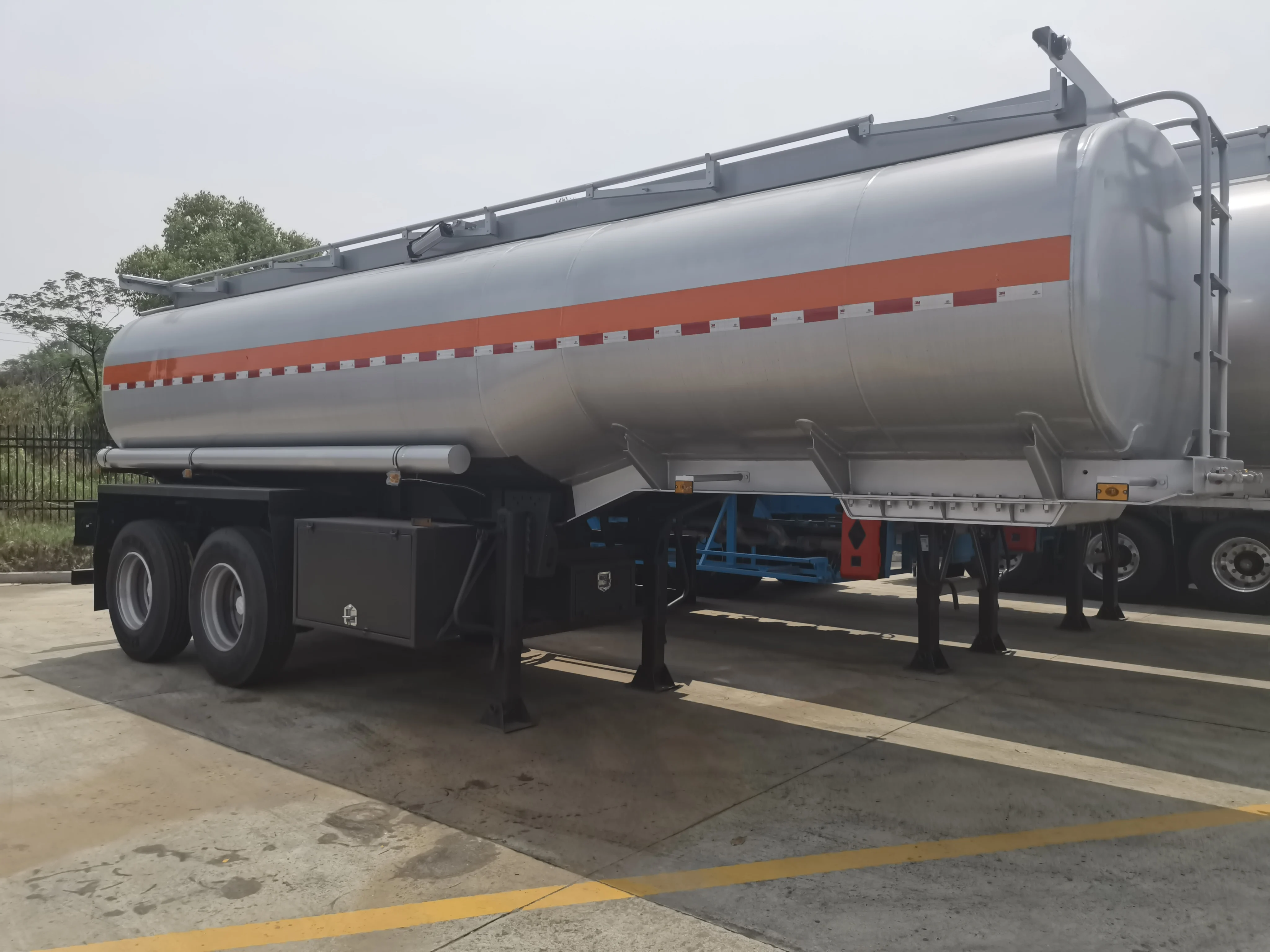 Shacman H3000 340hp Diesel Fuel Truck - 20 Cubic Meters