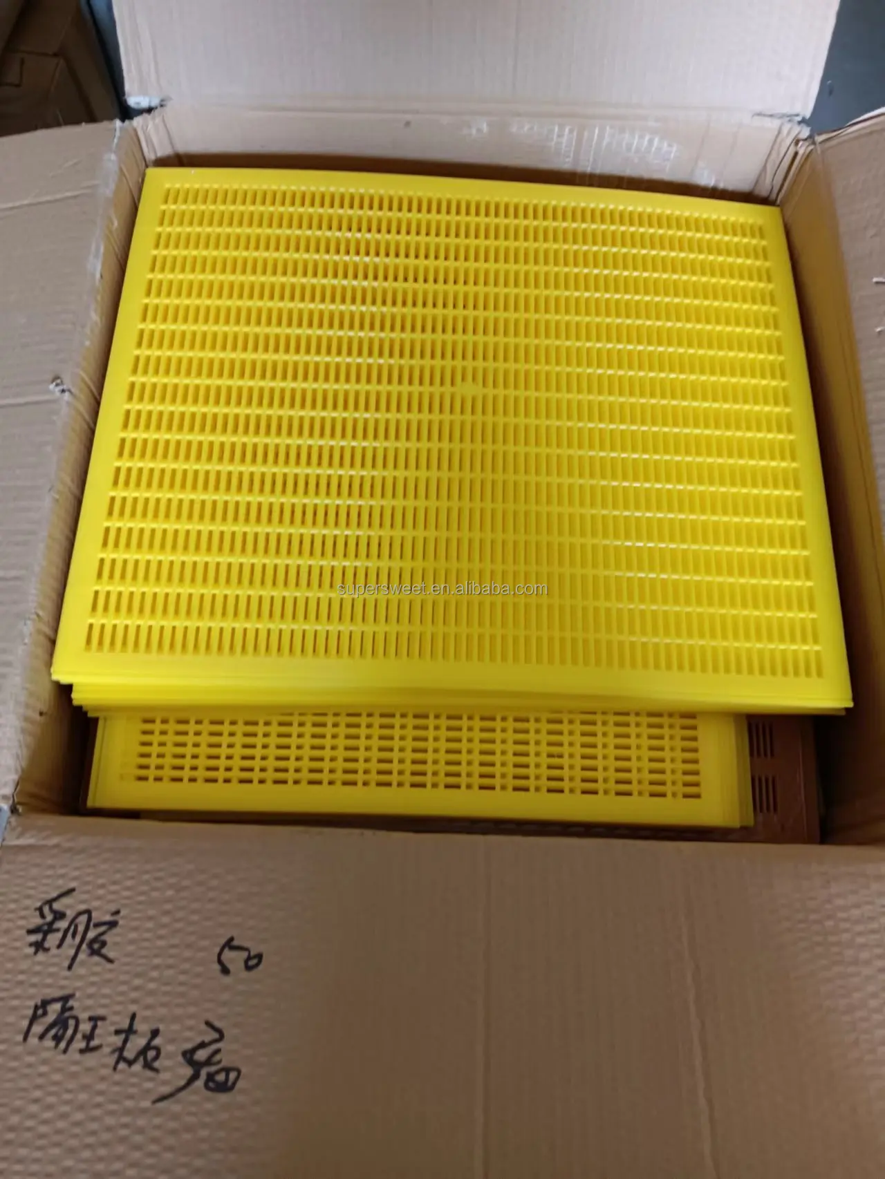 Electric Bee Venom Collector - Efficient Beekeeping Tool