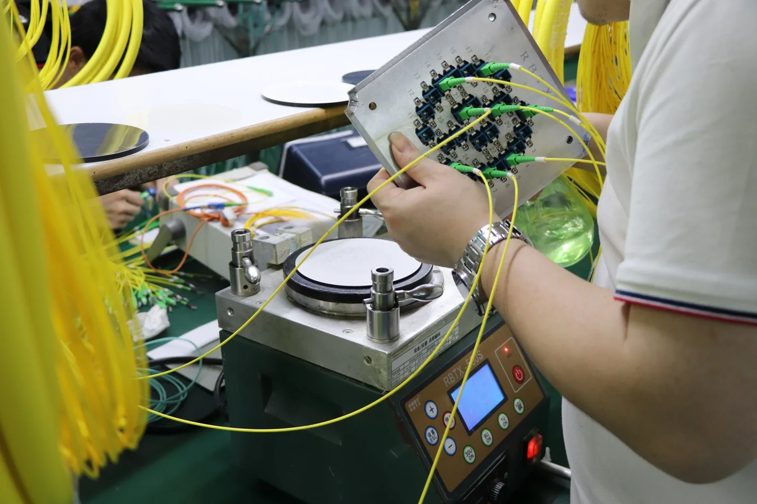 Customizable 0.9/1.2/1.6/2.0/3.0mm OS2 Single Mode Fiber Optic Patch ...