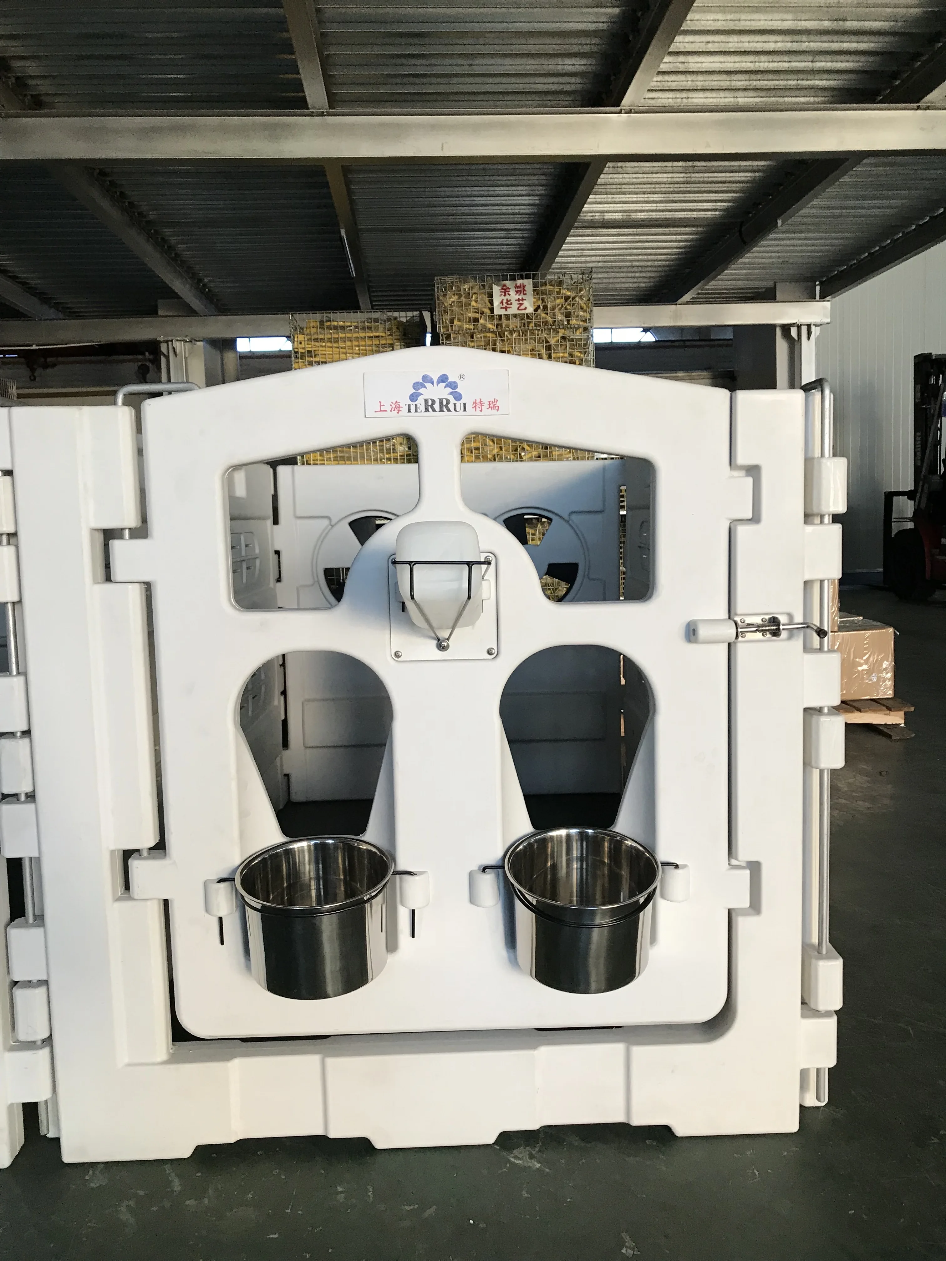 Durable Calf Hutch - High Quality Animal Cages for Livestock