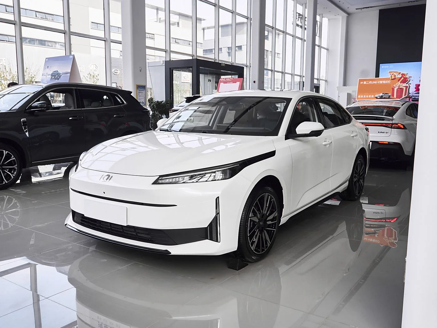 Changan Qiyuan 2025 A05 2024 New Energy Vehicle Cheap Electric Car with 1300km Long Range Ev Car ...