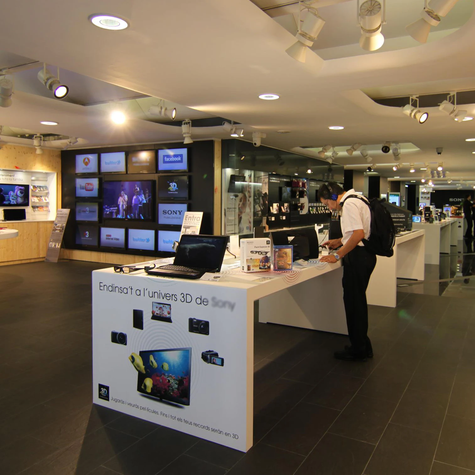 Retail Laptop Showroom Design Wood Store Electronics Computer Display ...