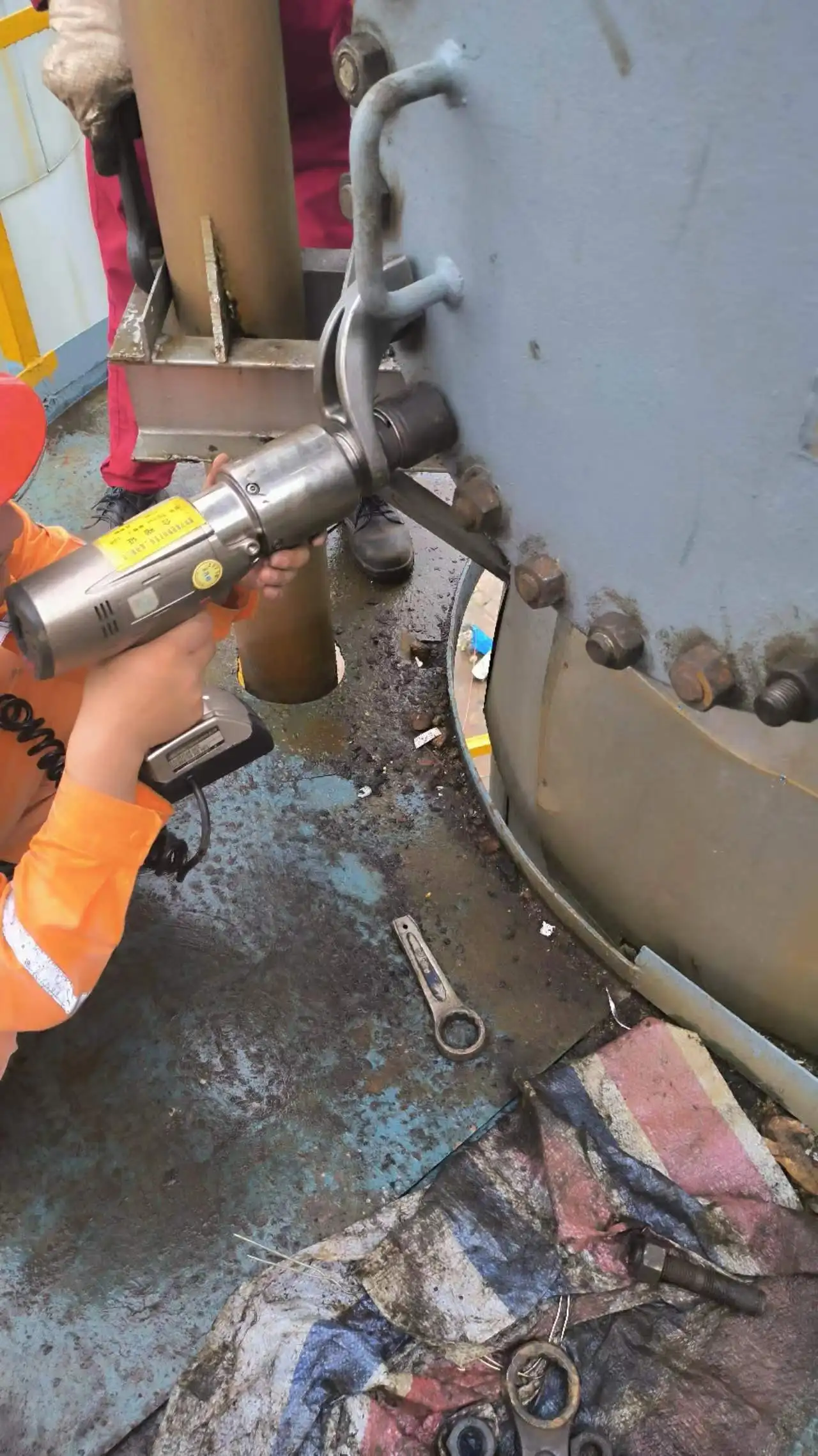 HYTORC LST-3000 Lithium Battery Torque Wrench - 1" Square Drive, 678 ...