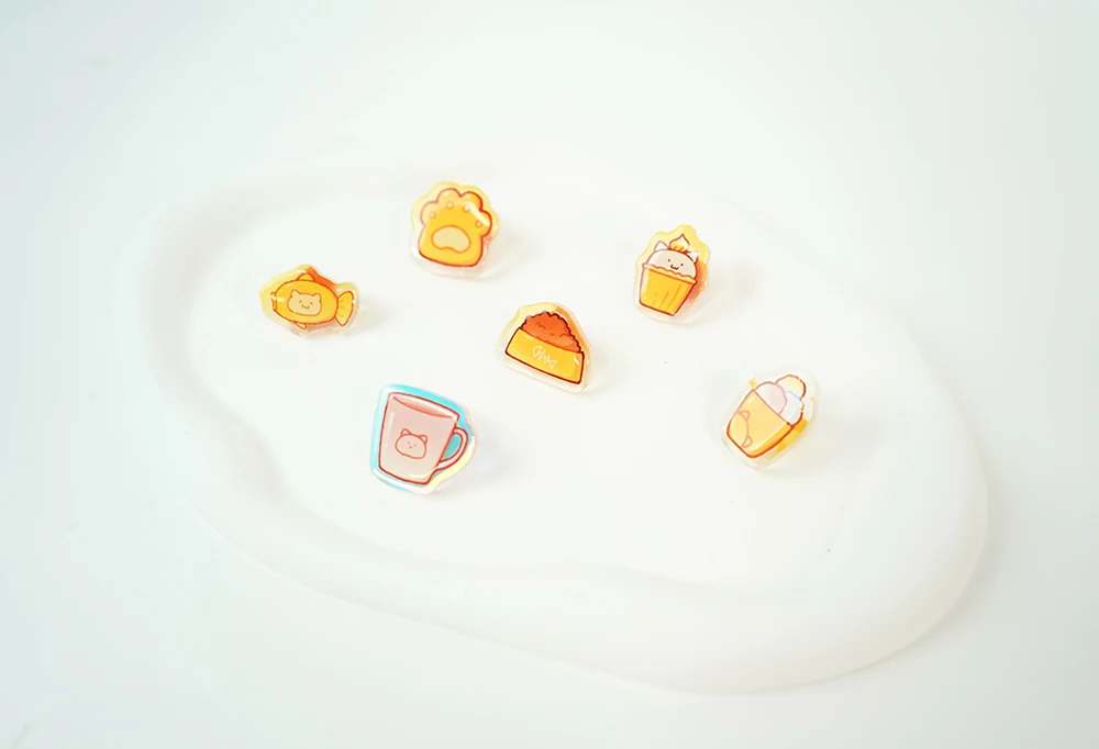 Customized Clear Translucent Epoxy Acrylic Pins with Glitter