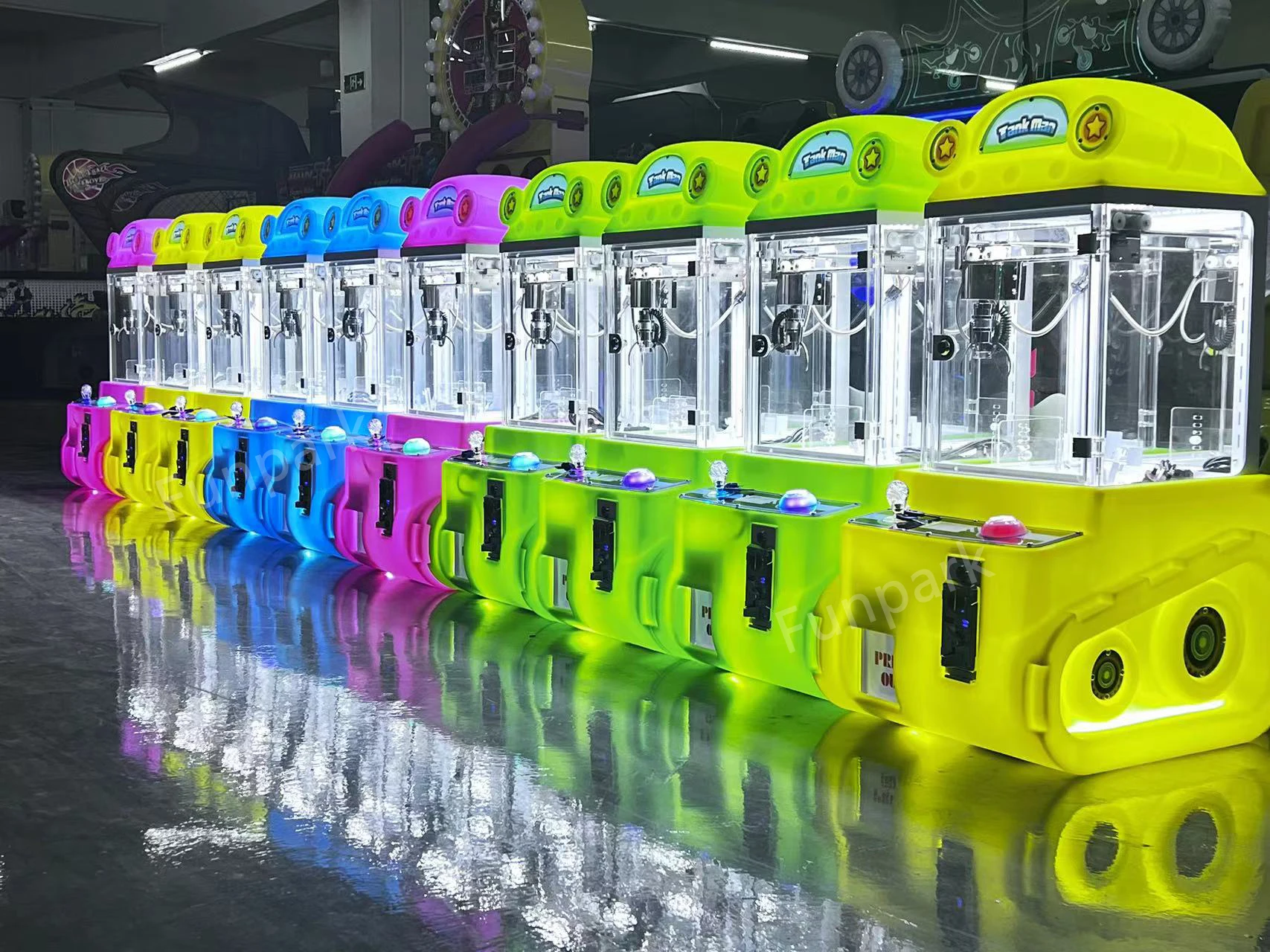 Fun Park Tanks Man Claw Machine - Mini Coin Operated Game