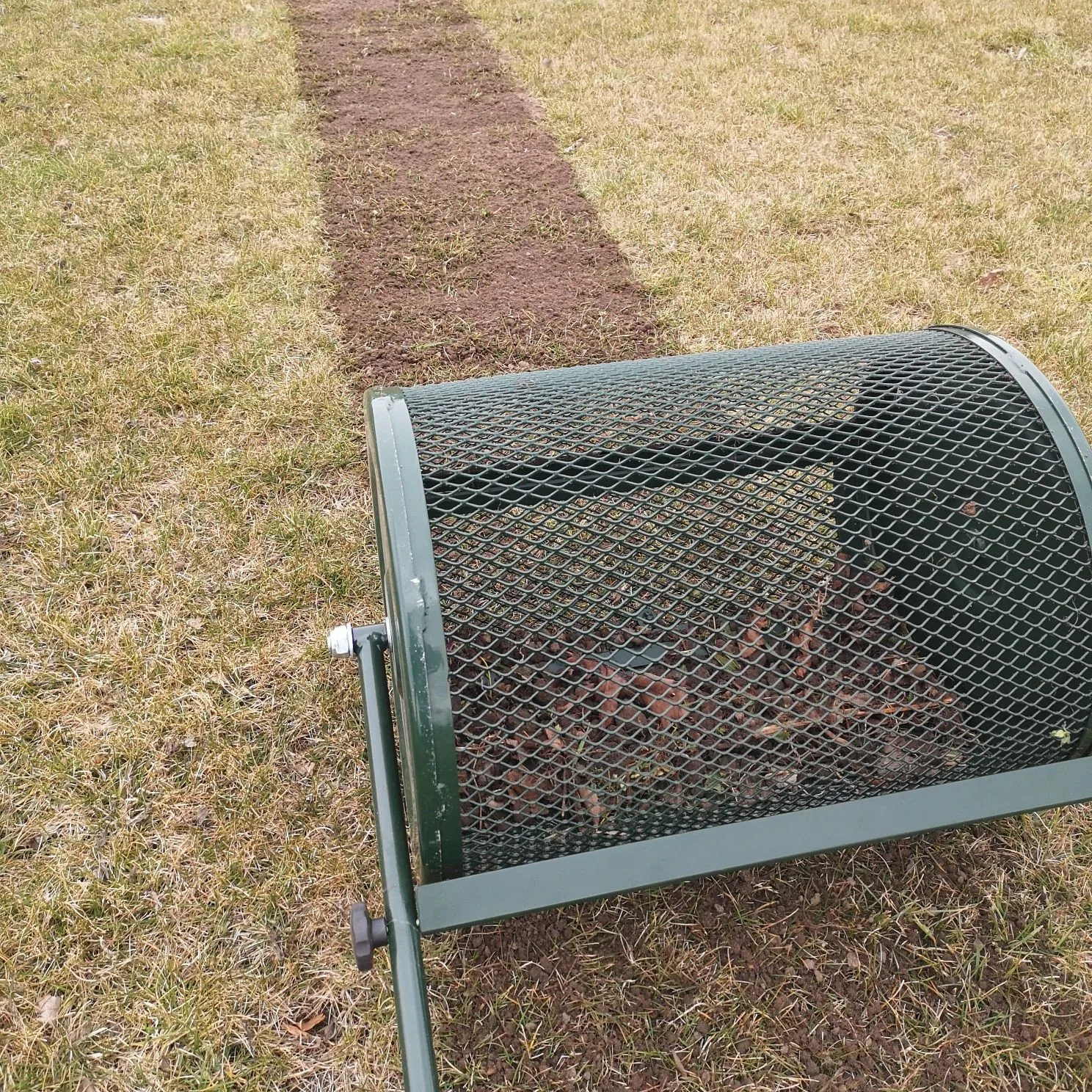 Efficient Peat Moss Spreader for Lawn and Planting