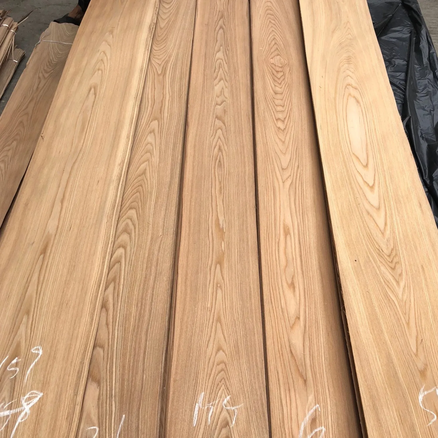 Wholesale Mountain/Straight Grain Natural Elm Veneers Wood 0.4mm ...