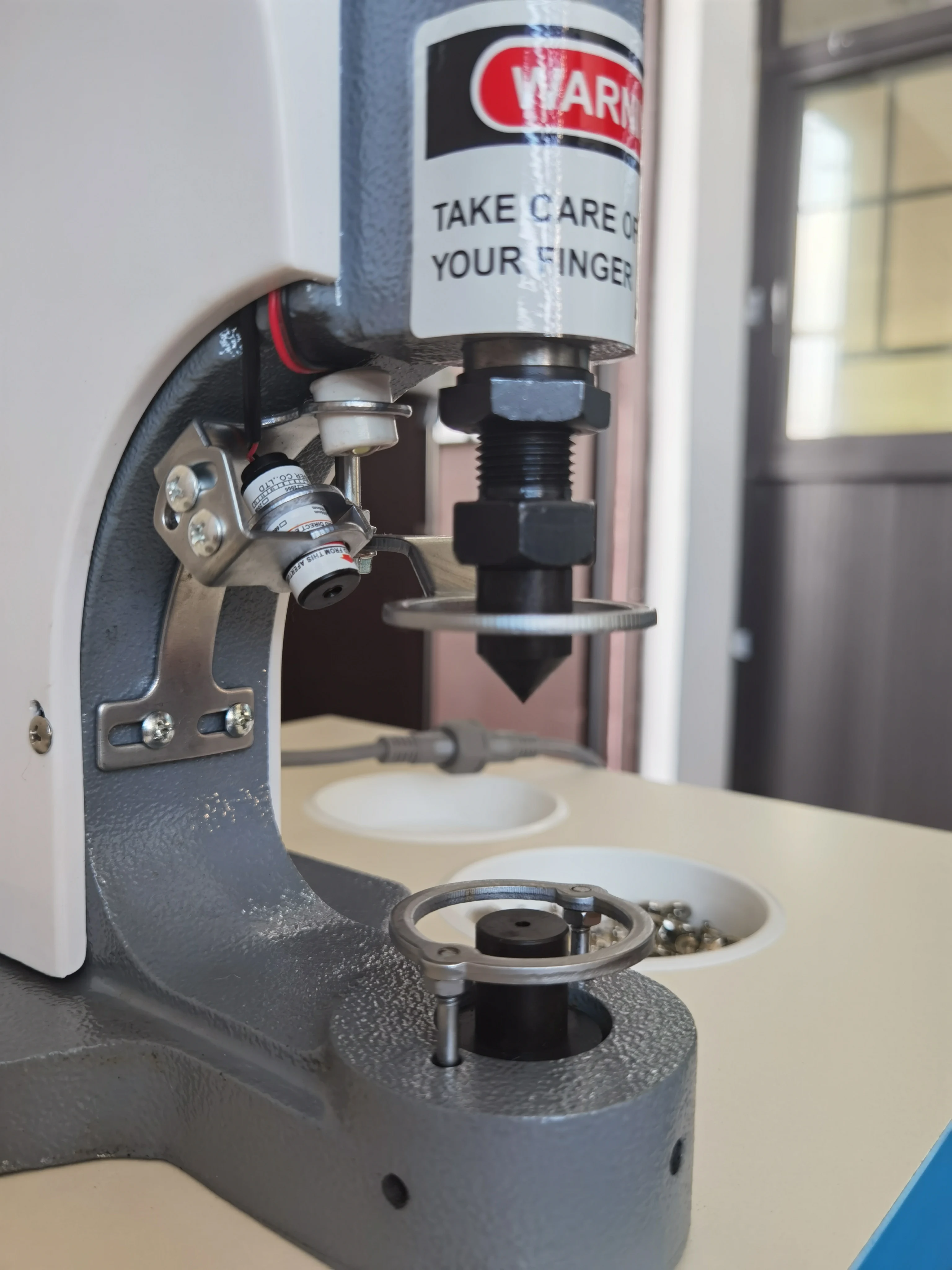 DS-818 Computer Servo Electric Snap Button Attaching Machine