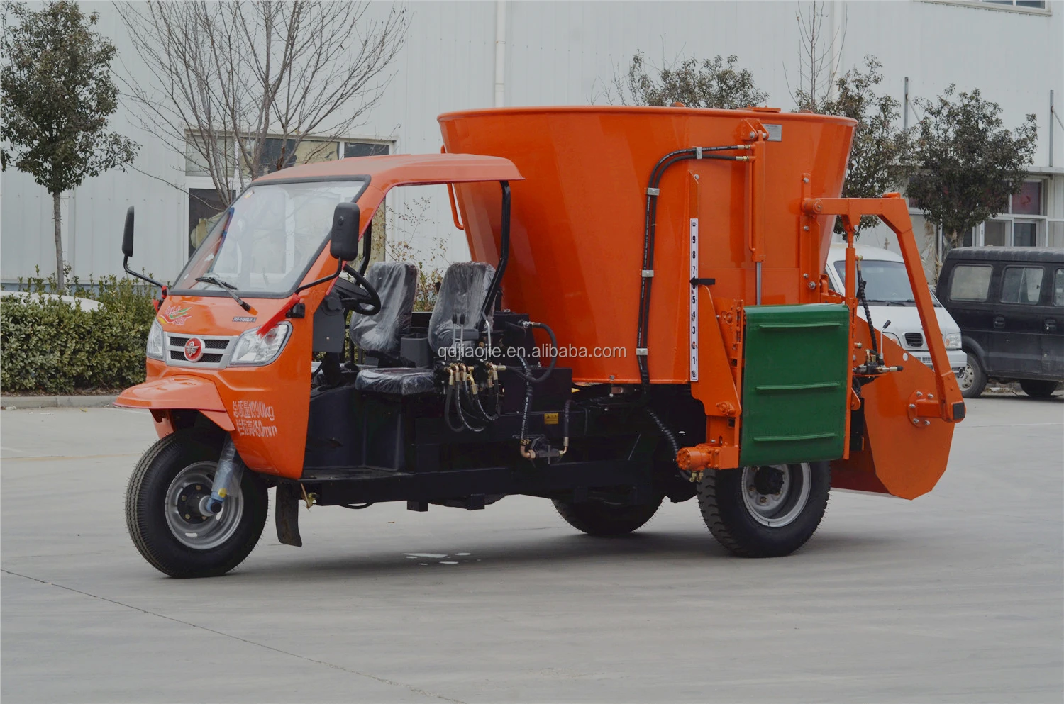 Self Propelled Mini TMR Feed Mixer with Loader and Conveyor Belt