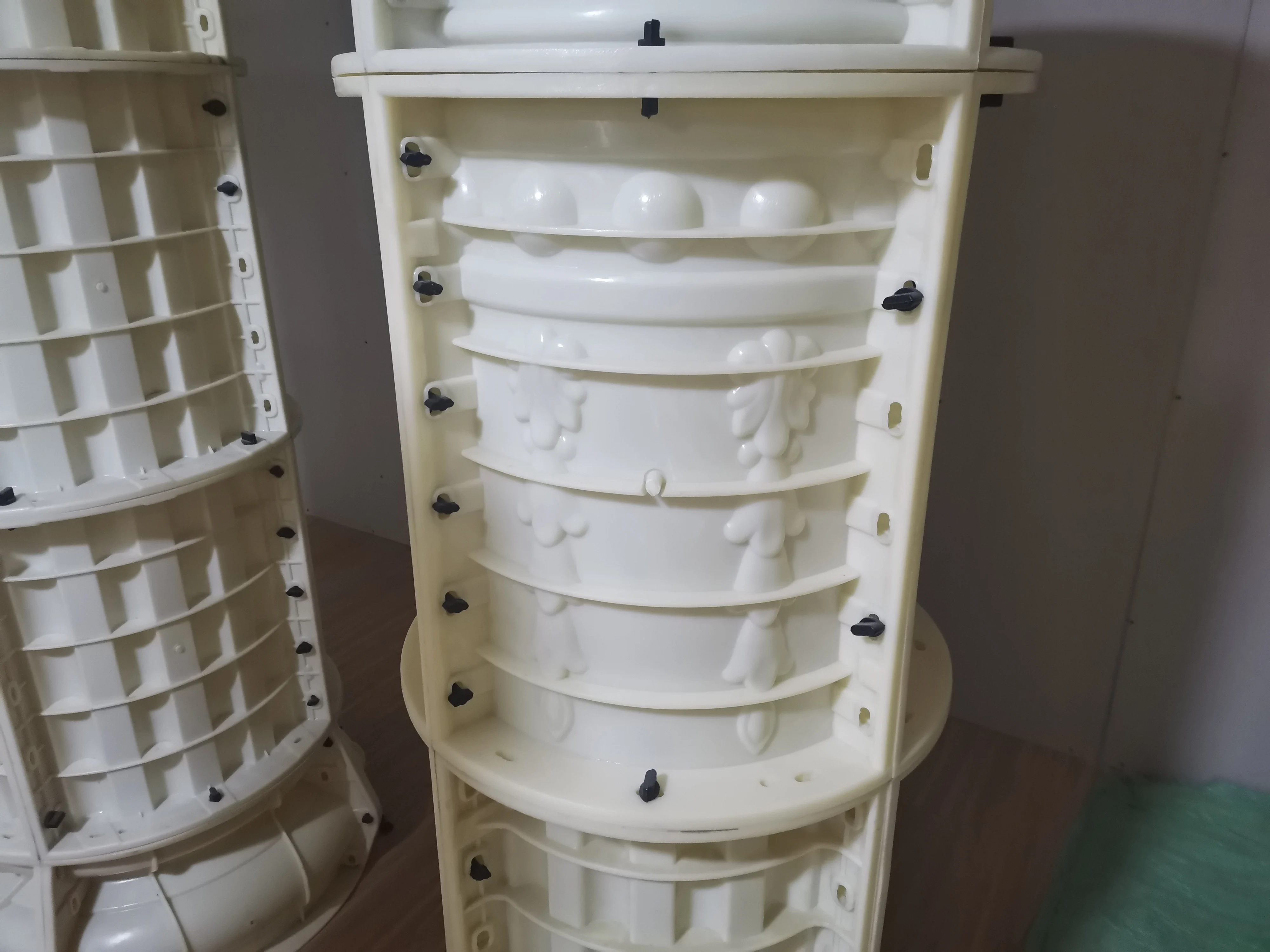 Concrete Pillar Mold with Pedestal - Durable & Versatile