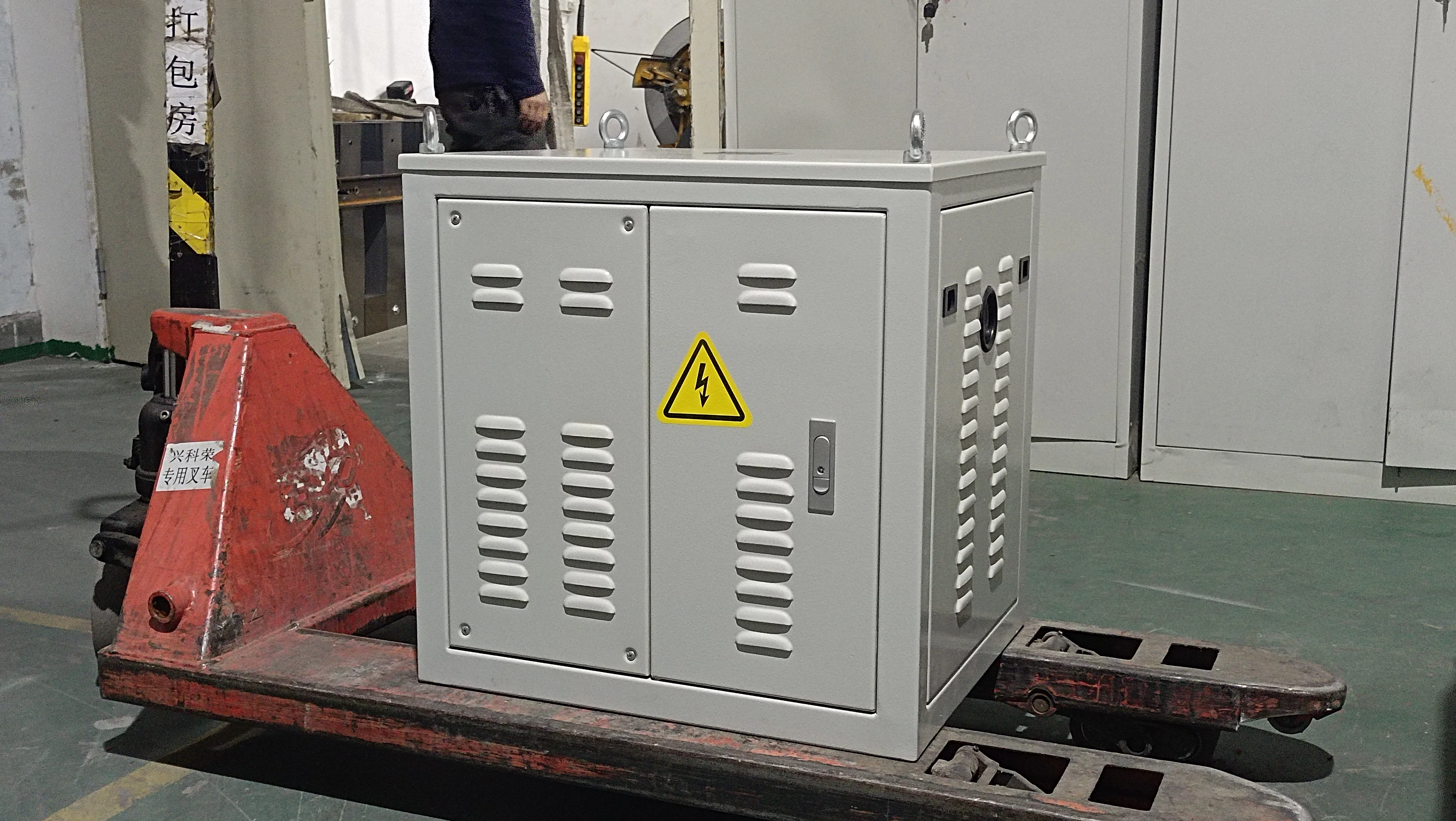 Dry Type Three Phase Transformer - 480v to 380v/208v