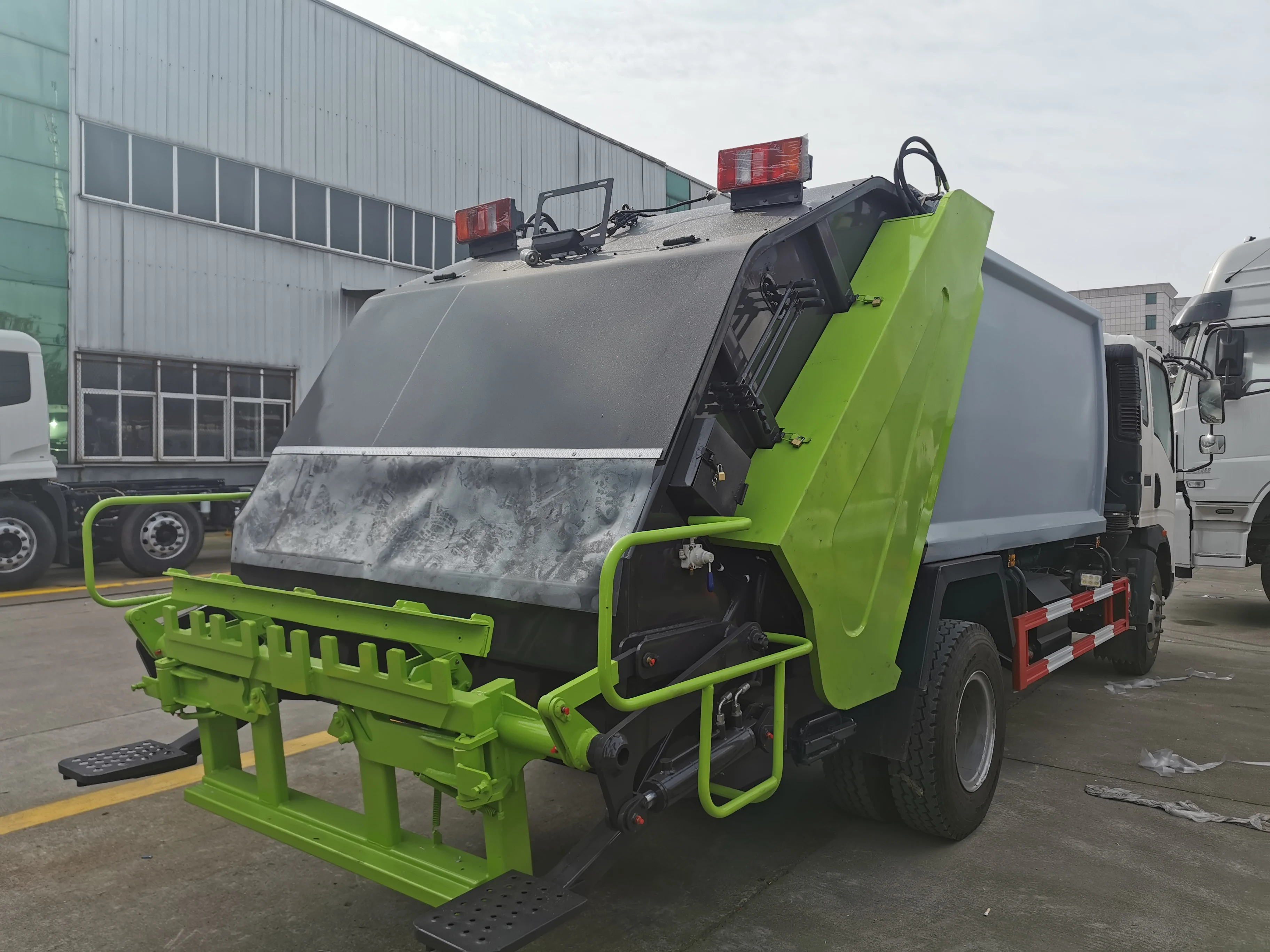 Sinotruk Howo Mini Garbage Truck 4*2 Model 6cbm Compressor Truck - Buy ...