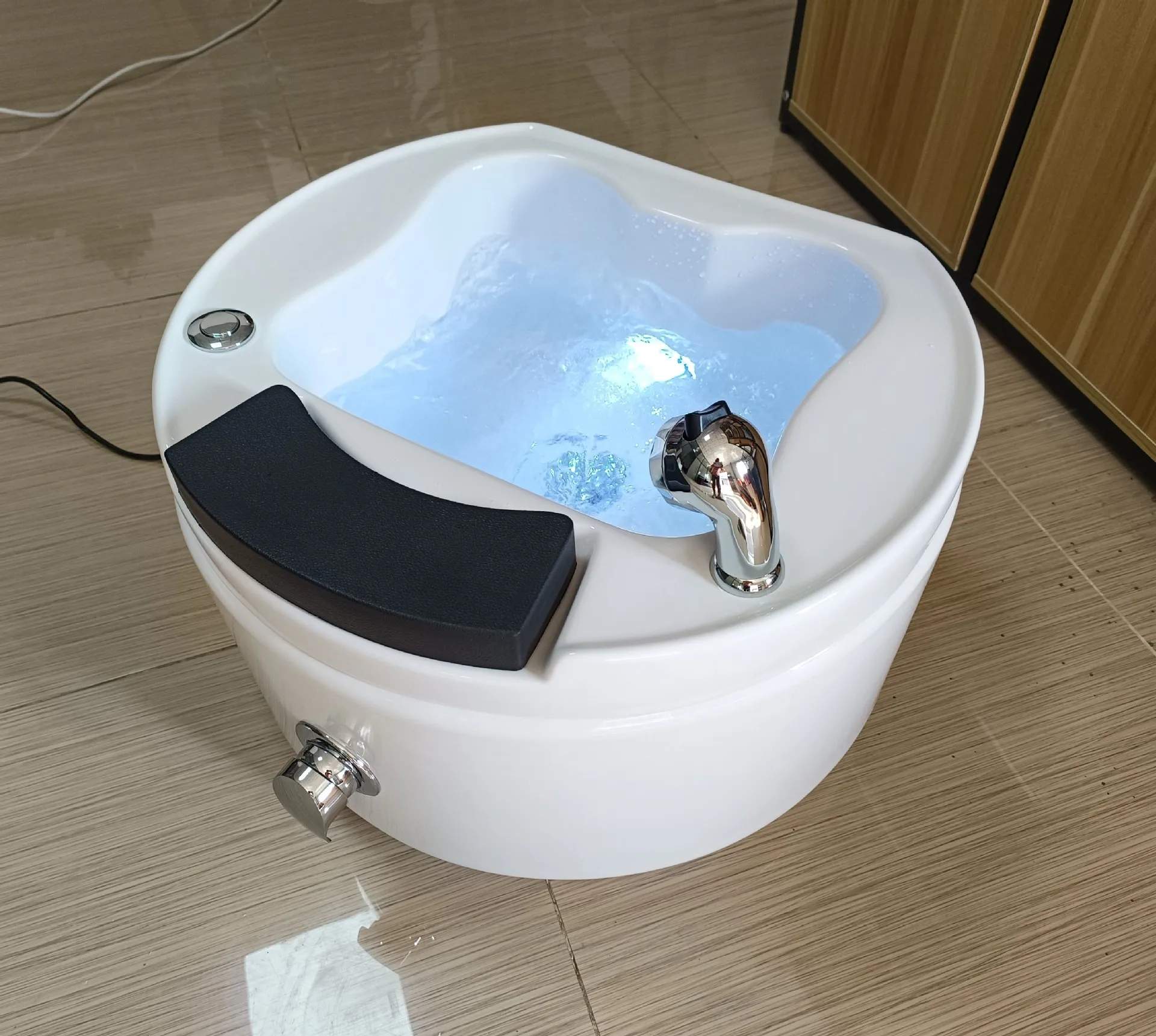 Luxury Style Pedicure Chairs Foot Spa Tub White Acrylic Pedicure Round ...