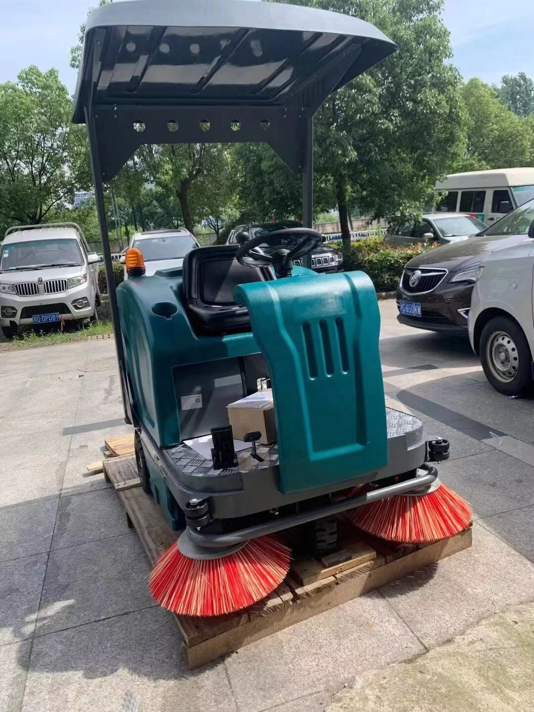 China Industrial Automatic Floor Sweeper Electric Sidewalk Sweeper ...