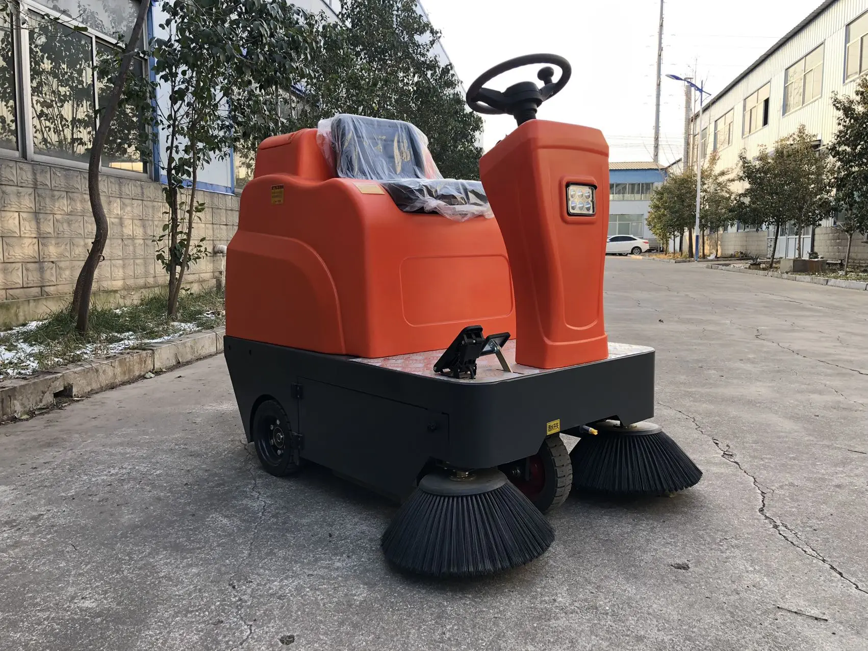 Chinese Small Sweeping Road Cleaning Machine Ride On Electric Sweeper ...