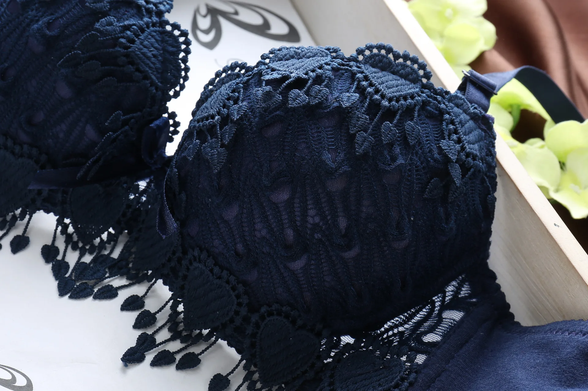 Alibaba.com: Sexy lace women's underwear bra set, wholesale available ...