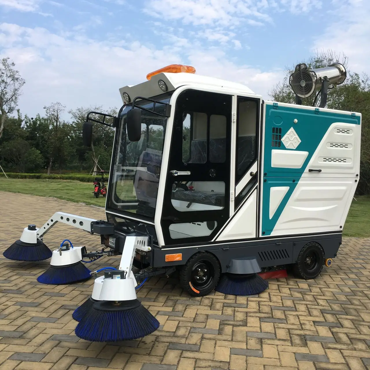 7 Brush Heavy Duty Road Sweeper with HighPressure Wash & Mist Cannon ...