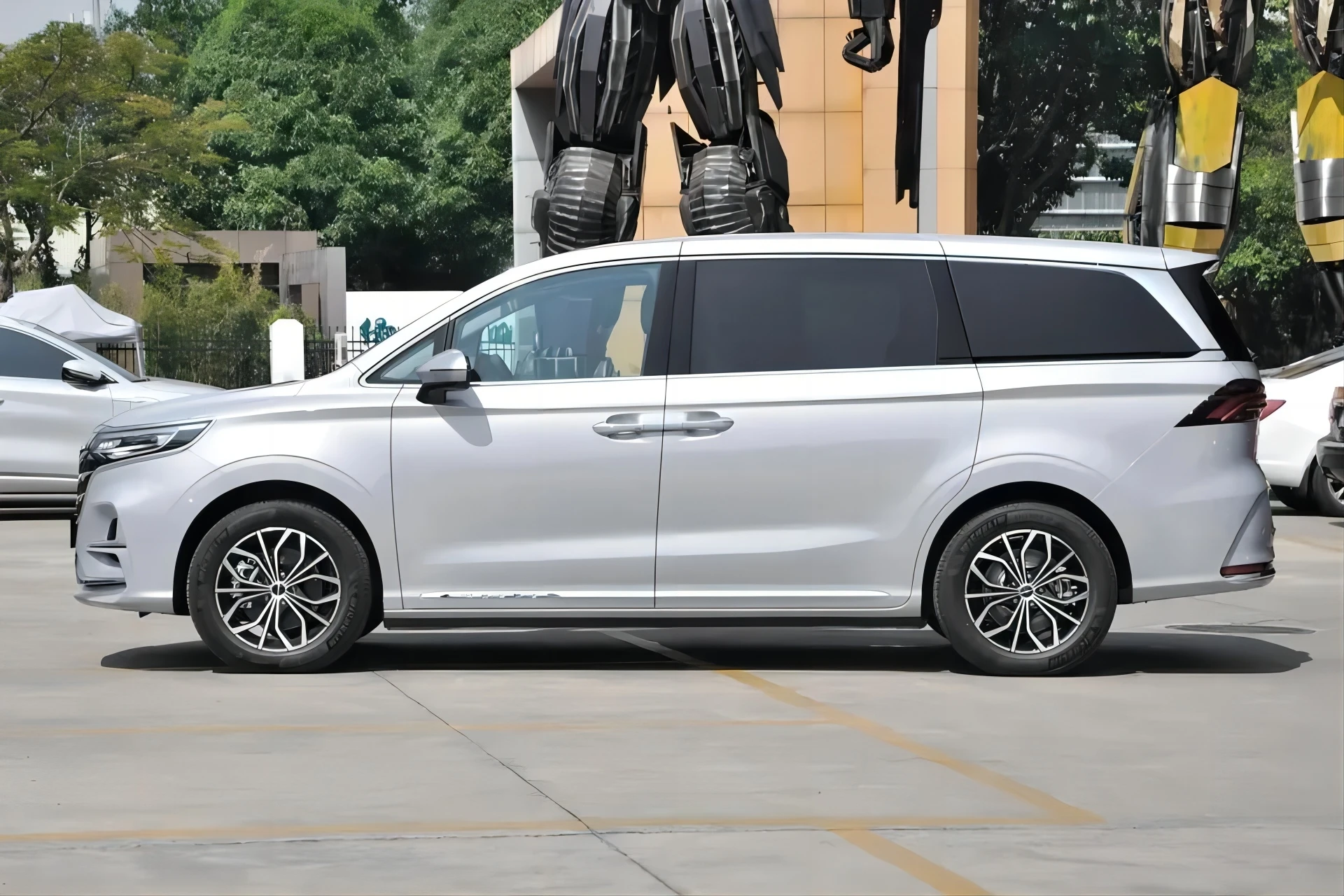 Xyh 2022 Roewe Imax8 Ev Fast Charging 7 Seats New Energy Vehicle Long Range Mpv Electric Cars ...