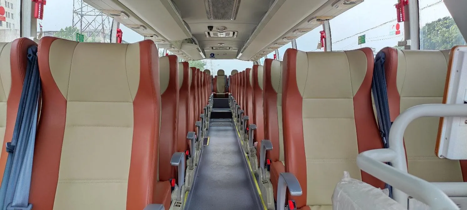 Used Yutong Luxury Bus 2+2 Layout 54 Seats Passenger Buses And Coaches ...