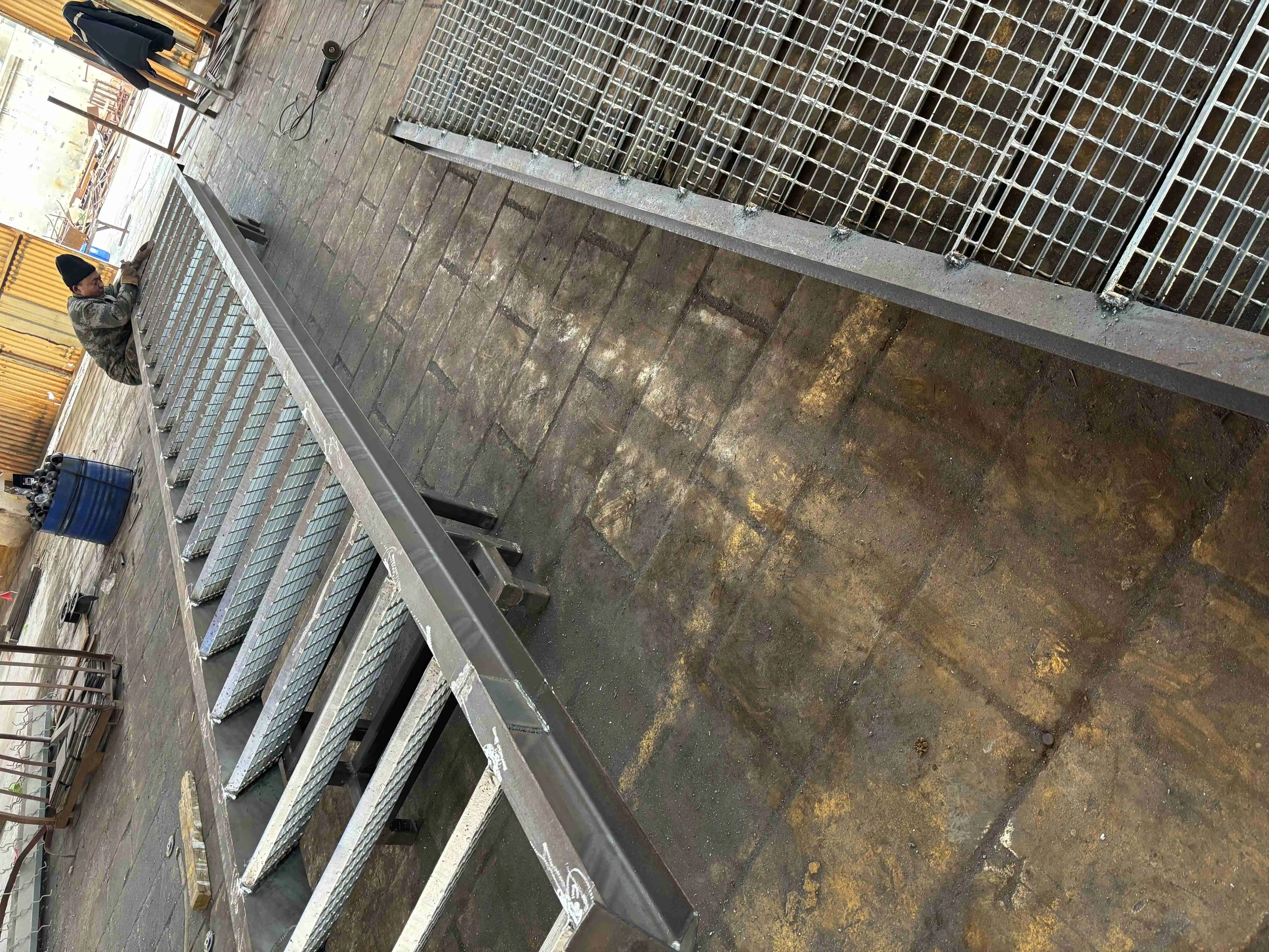 Outdoor Steel Stairs with Galvanized Grating & Railing