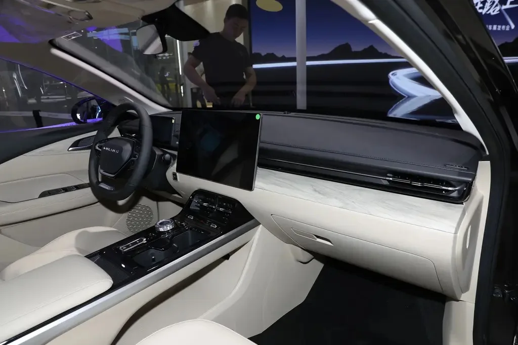 Wuling New Product Xingguang 106ps 1.5l Fwd 5seats 2023 Chinese Sports ...