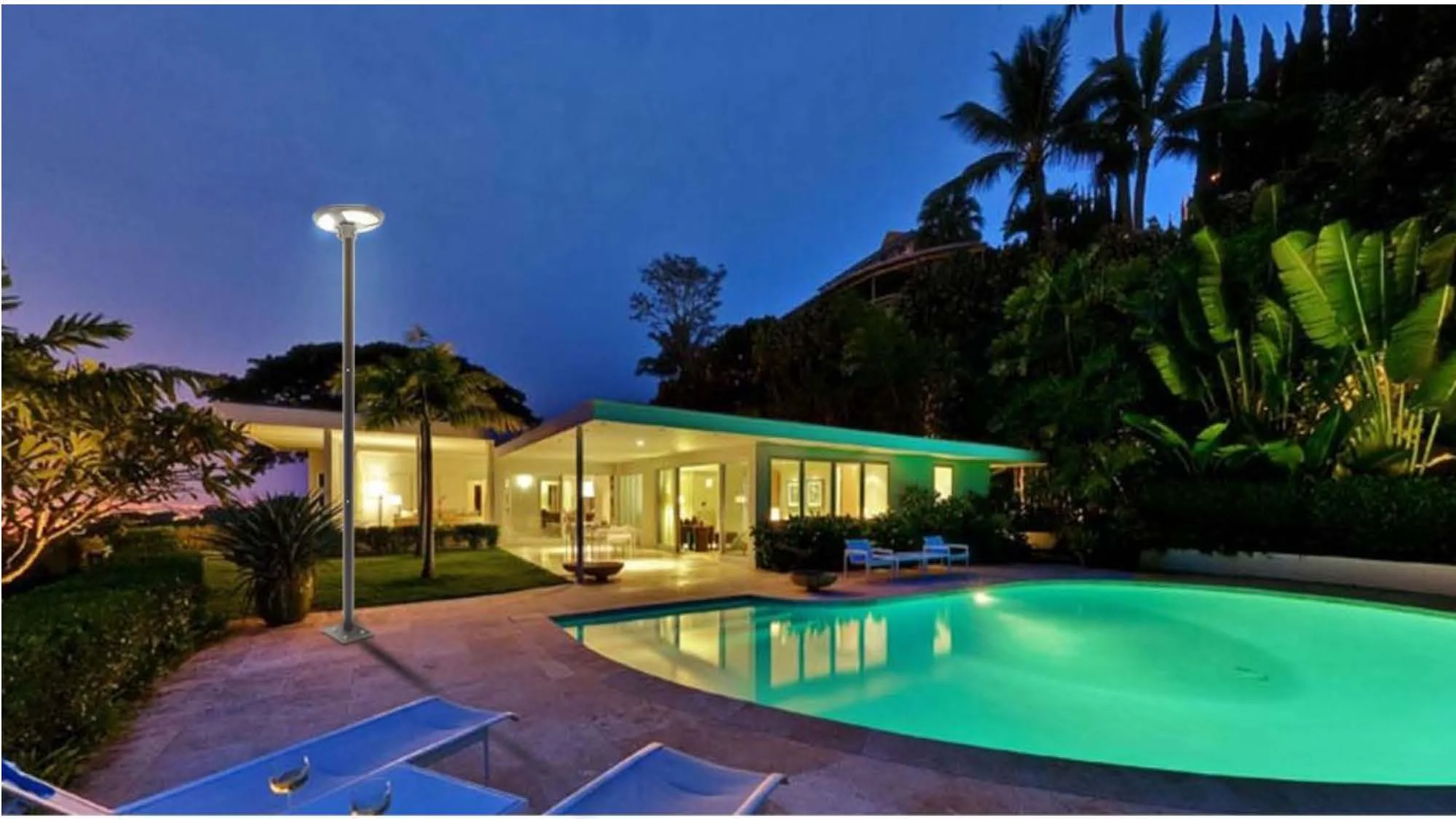 PHILIPS Essential Smartbright Solar Post Top BPC010 LED Light