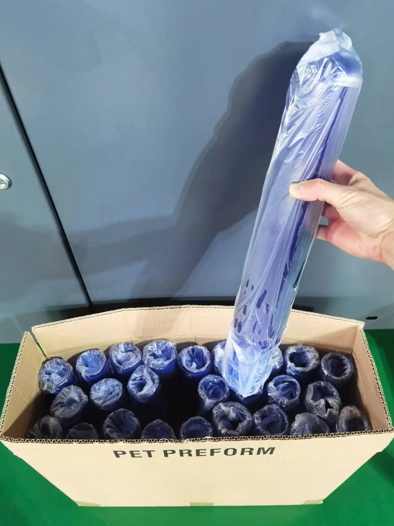 Free Sample 700g 750g 800g 55mm Neck 19 Litre 20 Liter 19l 20l 5gallon 5 Gallon Plastic Pet ...