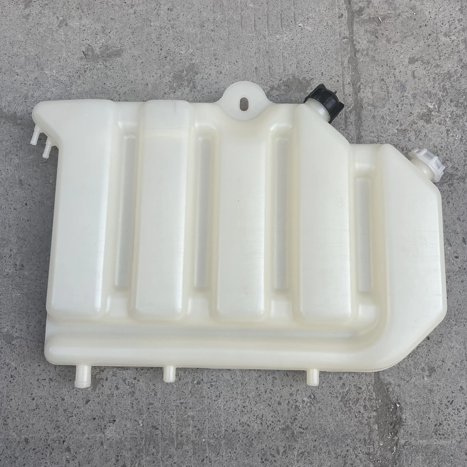 SINOTRUK HOWO Shacman Truck Parts Expansion Water Tank Assembly ...