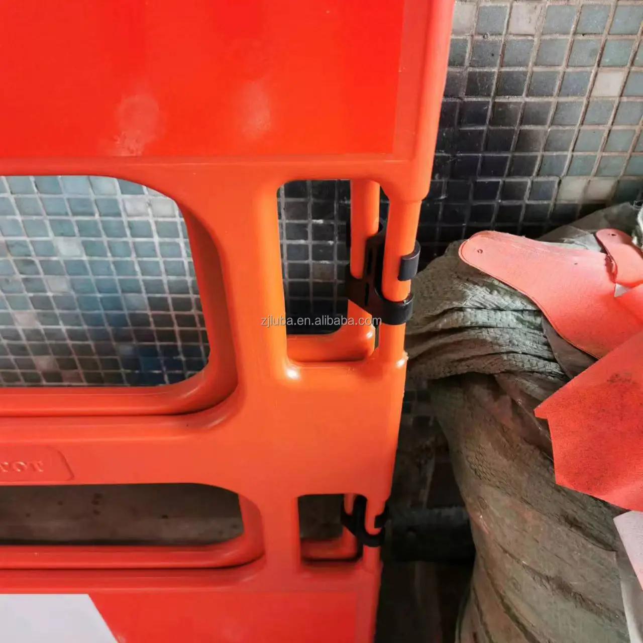 Secure Your Manhole with LUBA Retractable Fence - China Factory Quality