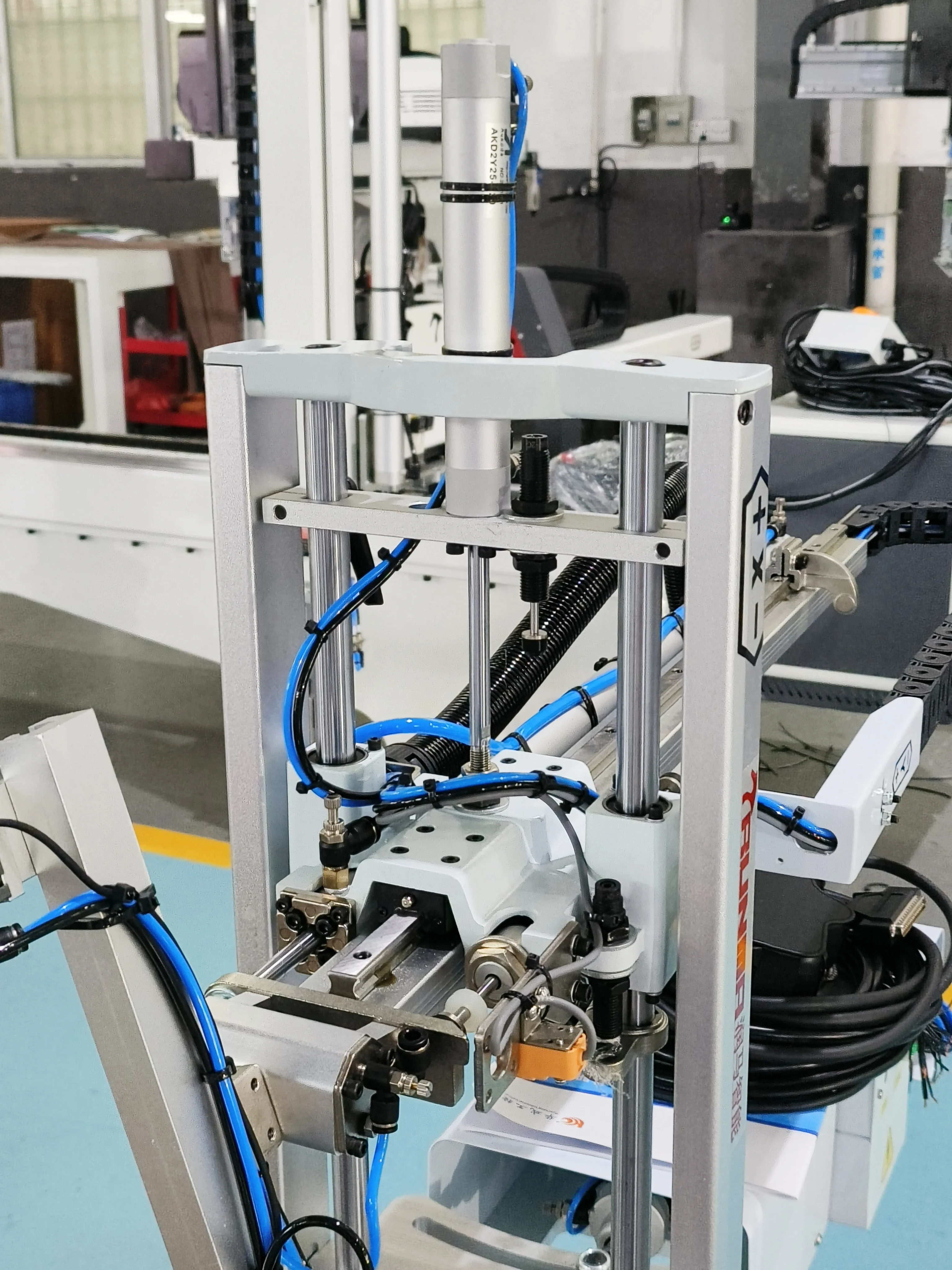Sprue Picker Robot - Efficient Injection Molding Arm