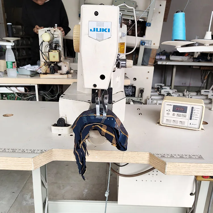 Una Maquina Prensilladora Yuki LK 1900 Bartack Industrial Sewing ...