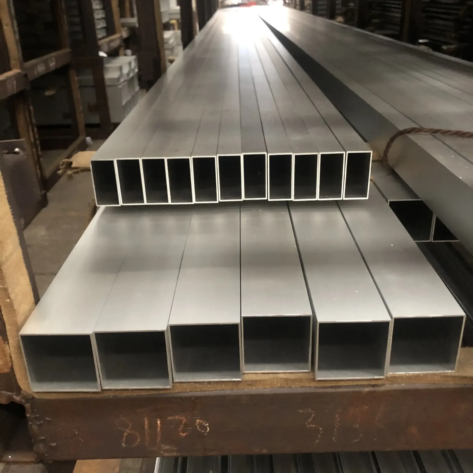 6061 Custom Hollow Extruded Square Rectangle Metal Rail Transit Metals ...