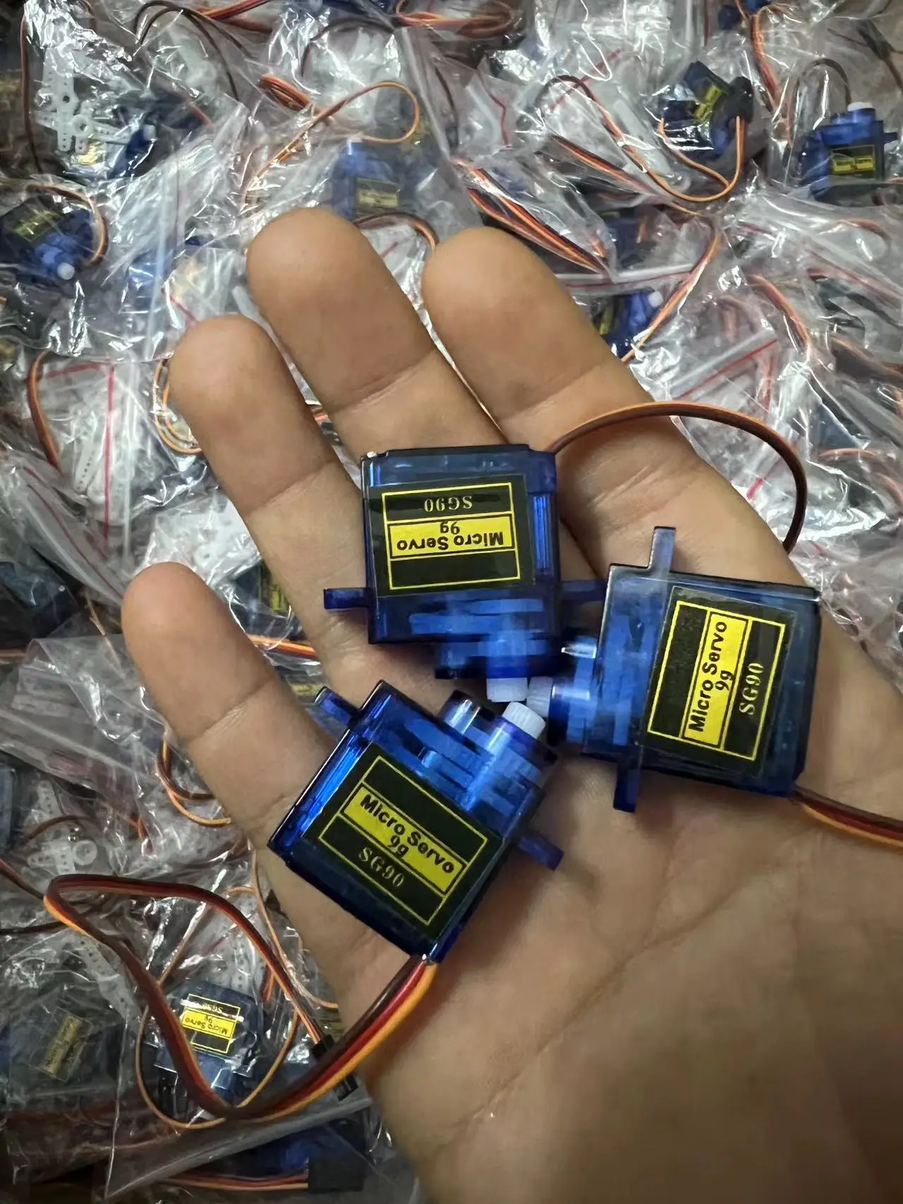 SG90微型齿轮微型伺服9g舵机电机模型飞机固定翼机器人遥控450直升机汽车船sg90 9g| Alibaba.com