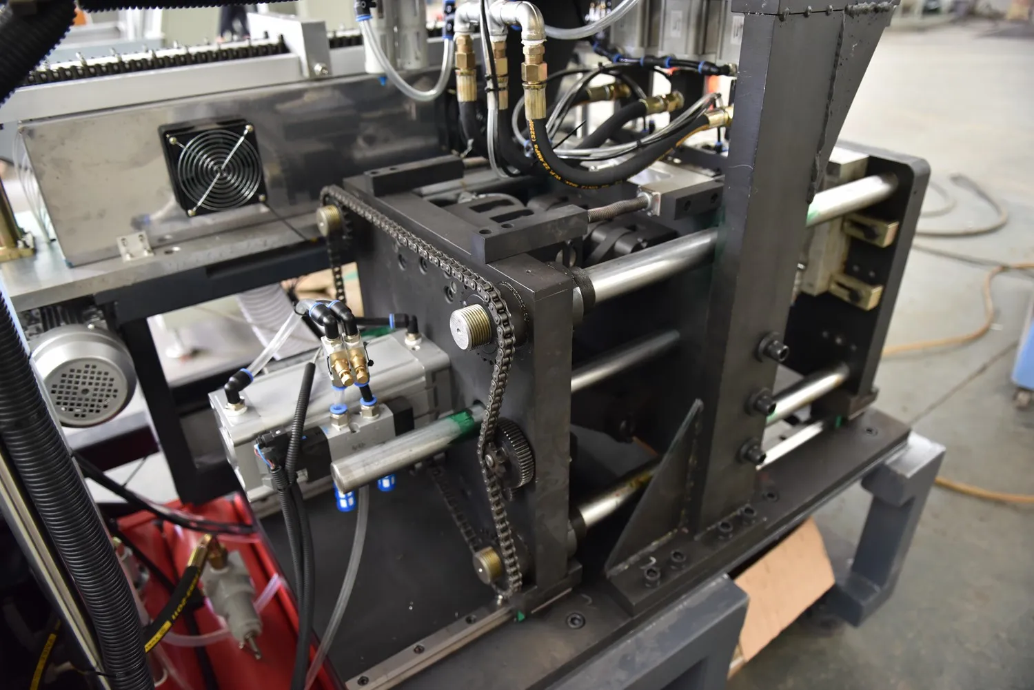 Fully Automatic Compact Plastic PET Preform Blowing Molding Machine