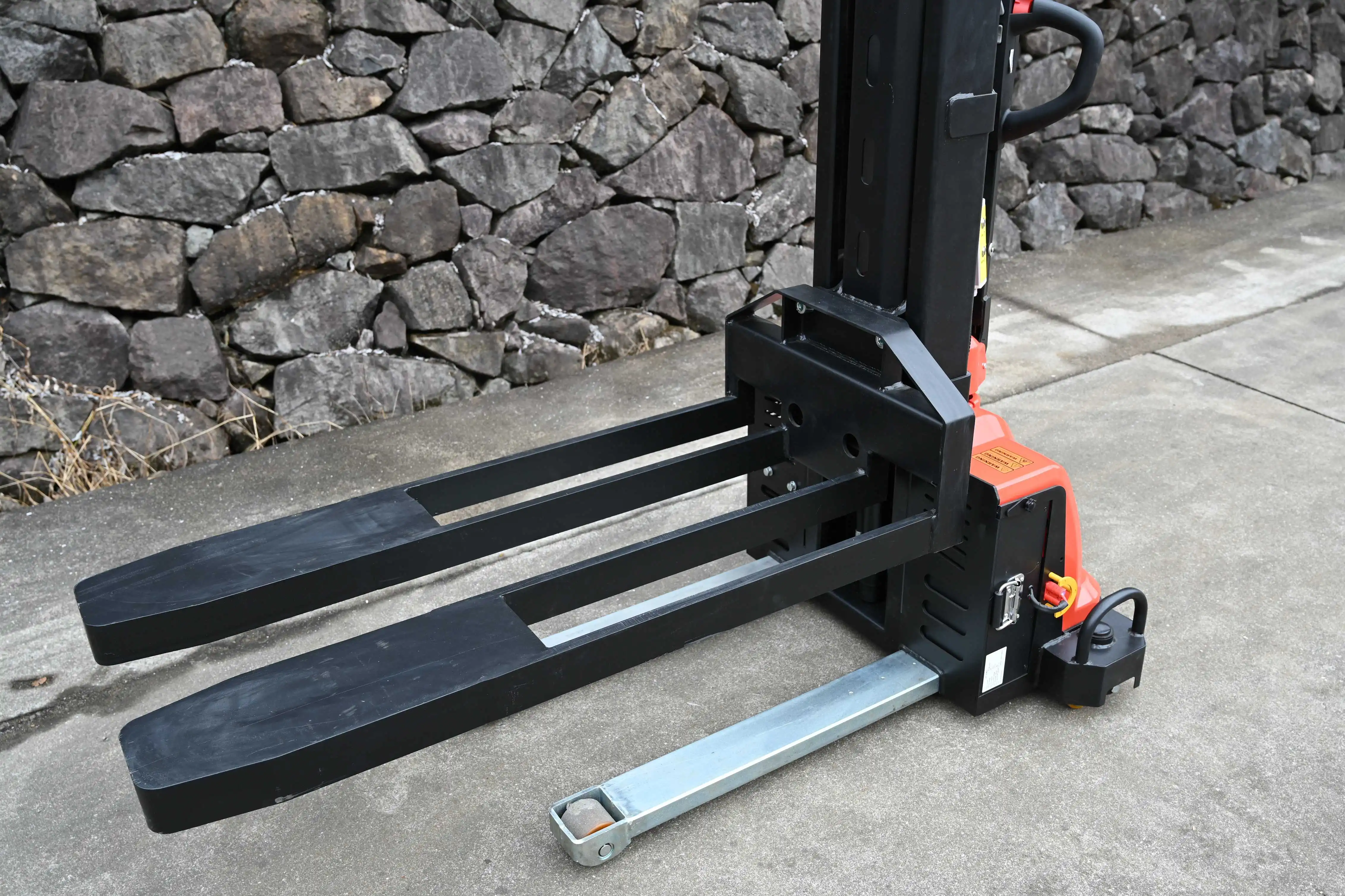 Everlift Self-Loading Stacker Trucks - Efficient Pallet Handling