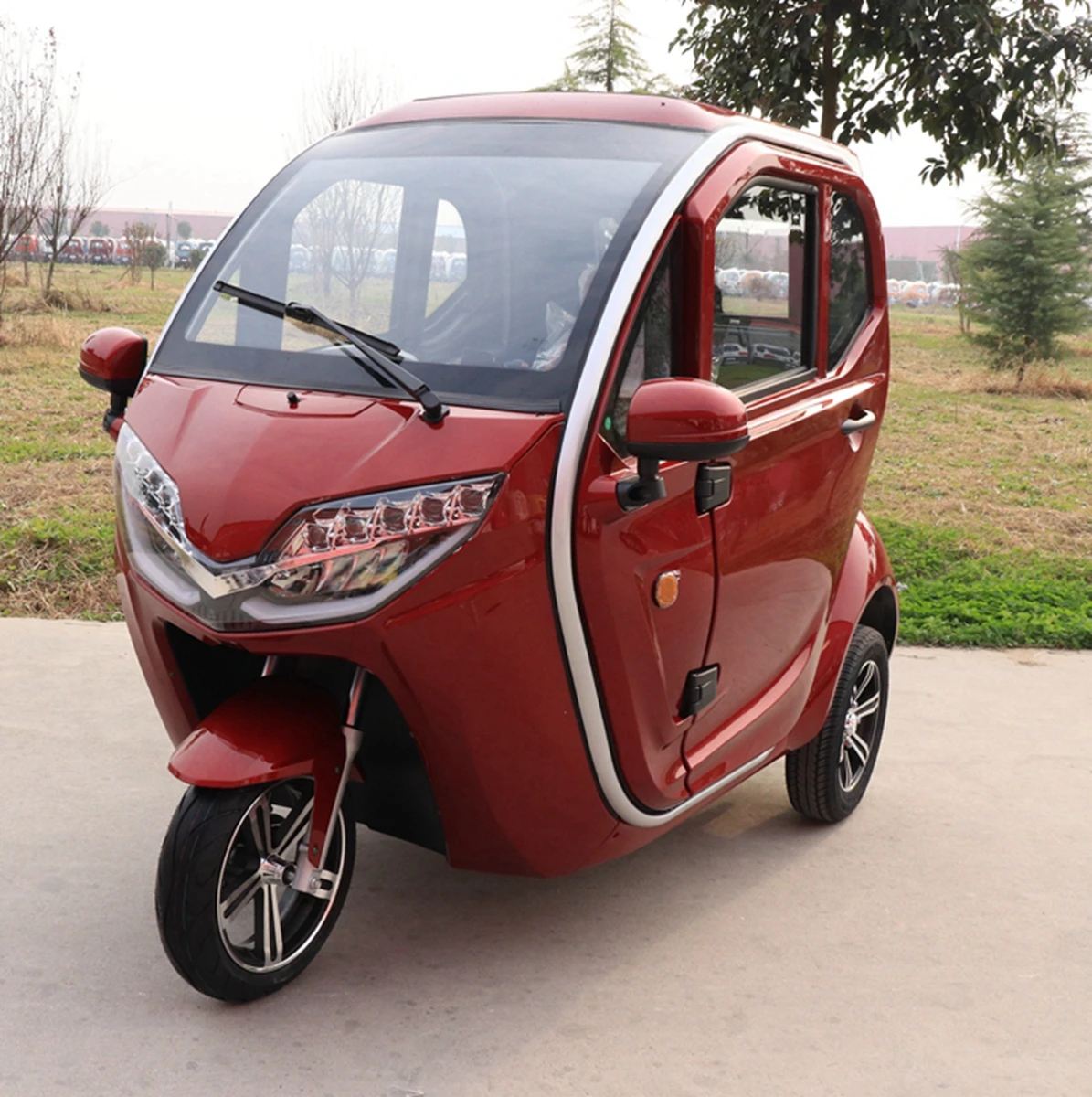 Aera-q3 Close Three Wheeler For Passenger And Cargo Electric Rickshaw ...