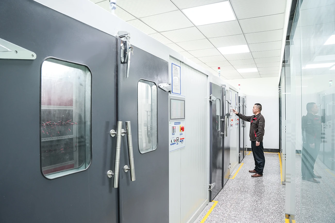 Dc Circuit Breaker 100a Moulded Box Circuit Breaker For Solar Pv System ...