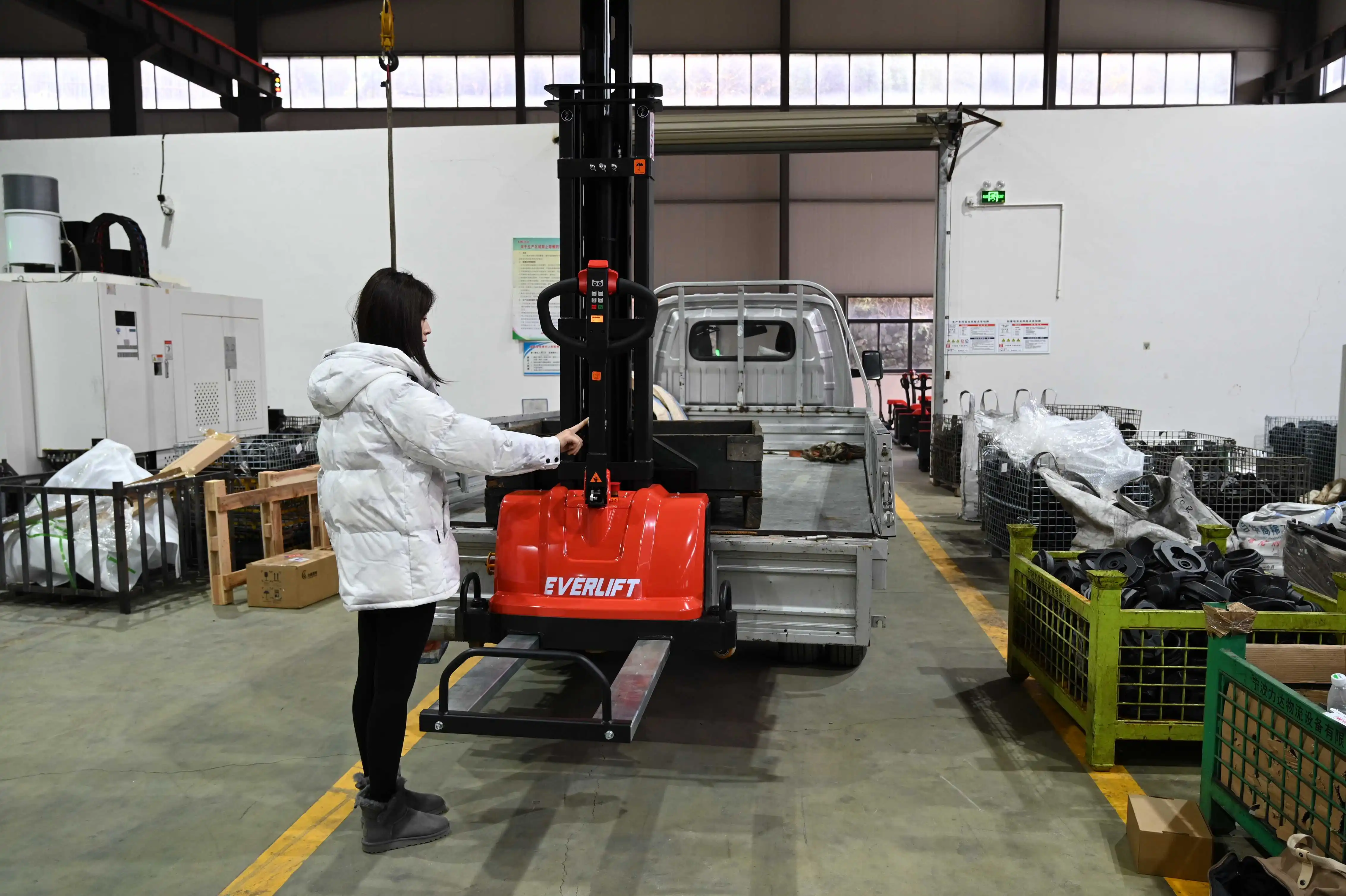 Everlift Self-Loading Stacker Trucks - Efficient Pallet Handling