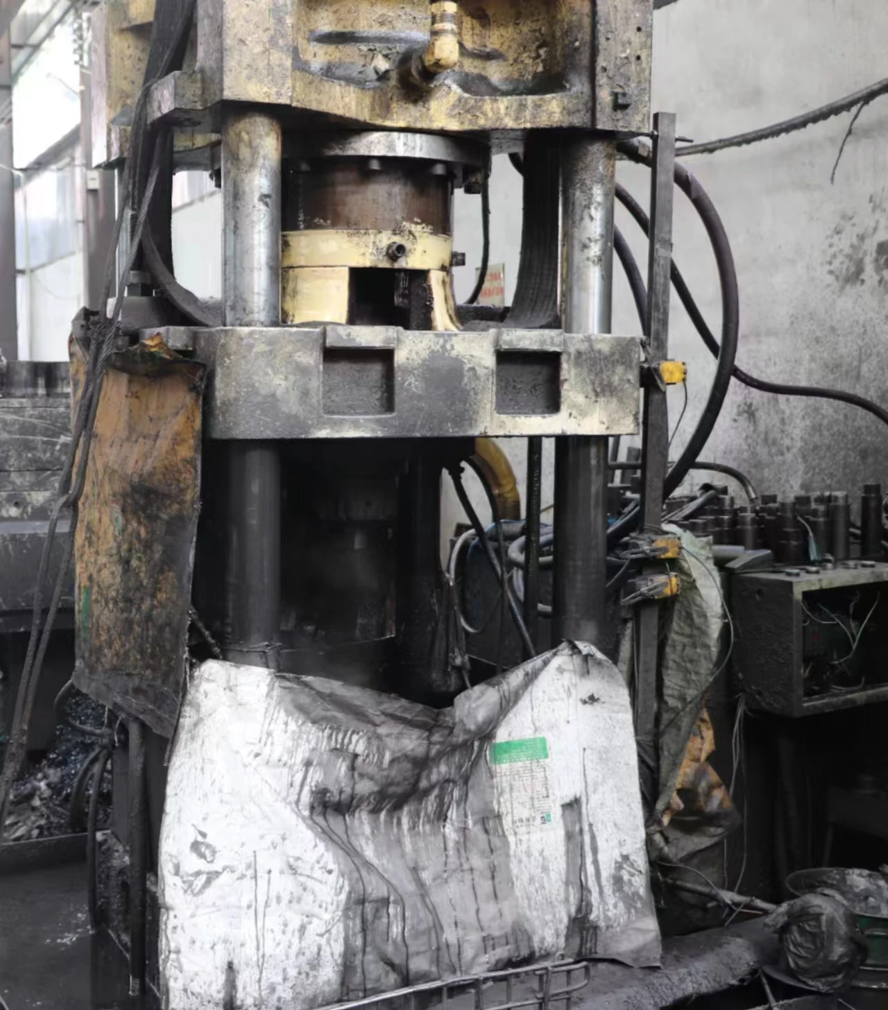 Truck Spare Parts Bush Pins Trailer Suspension Hot Shaft Forging ...