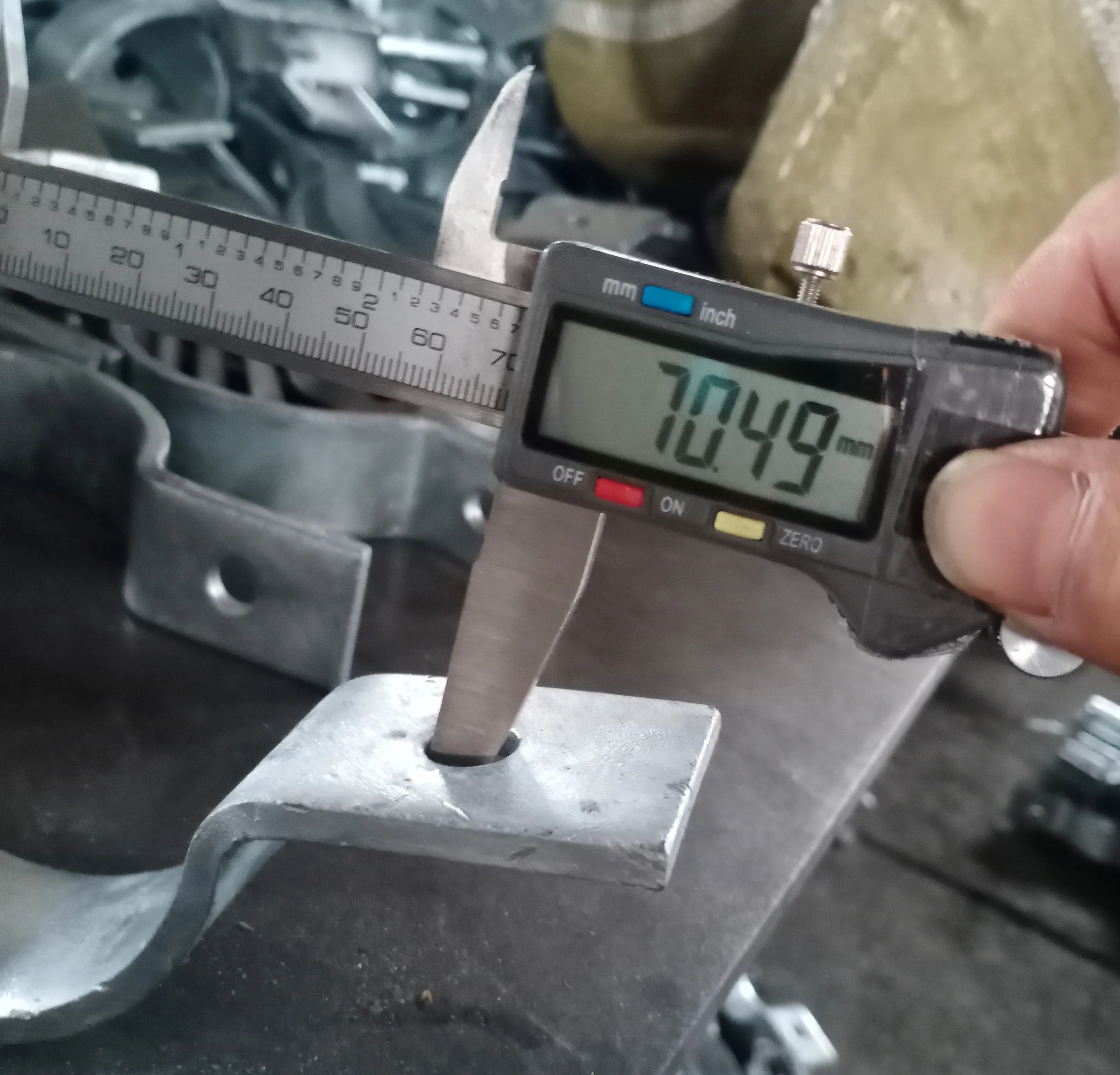 Galvanized Pole Fittings Cable Hoop/pole Clamp Type For 7.5m Or 9m ...